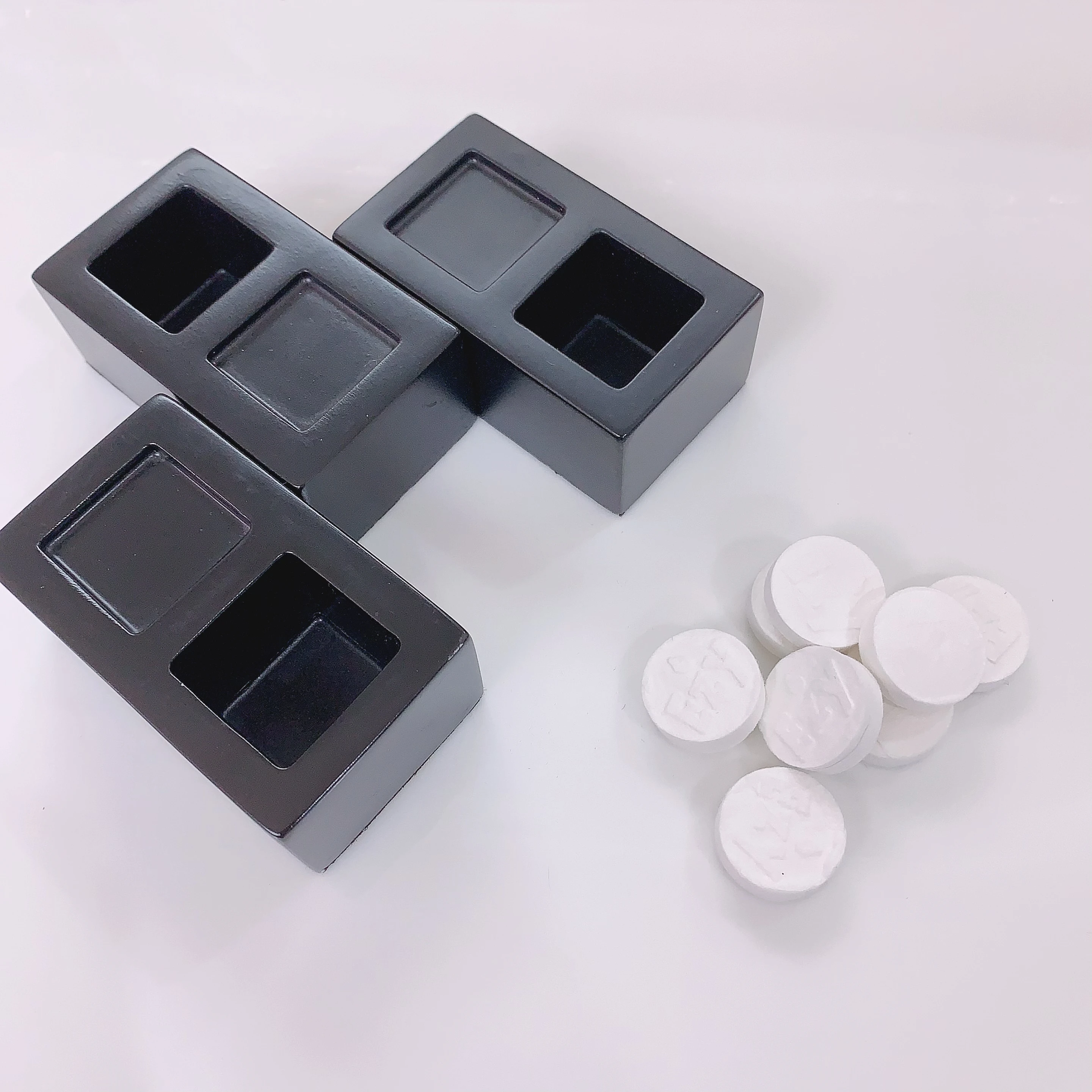 China 2 Holes Compressed Towels Trays with Resin Material Black Color ...