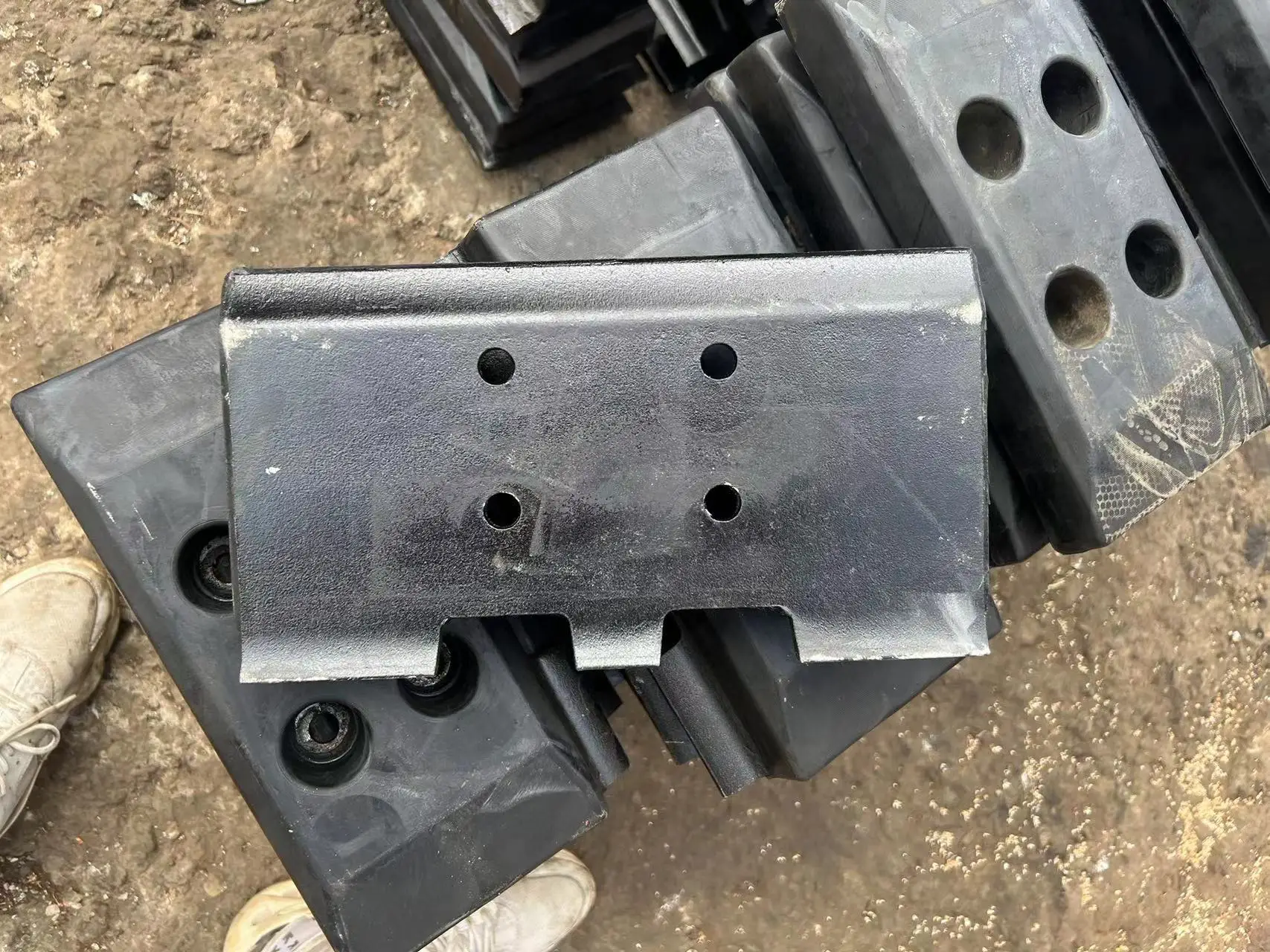 Hyundai Off Center Excavator Rubber Track Plate Track Shoes Track Pad ...