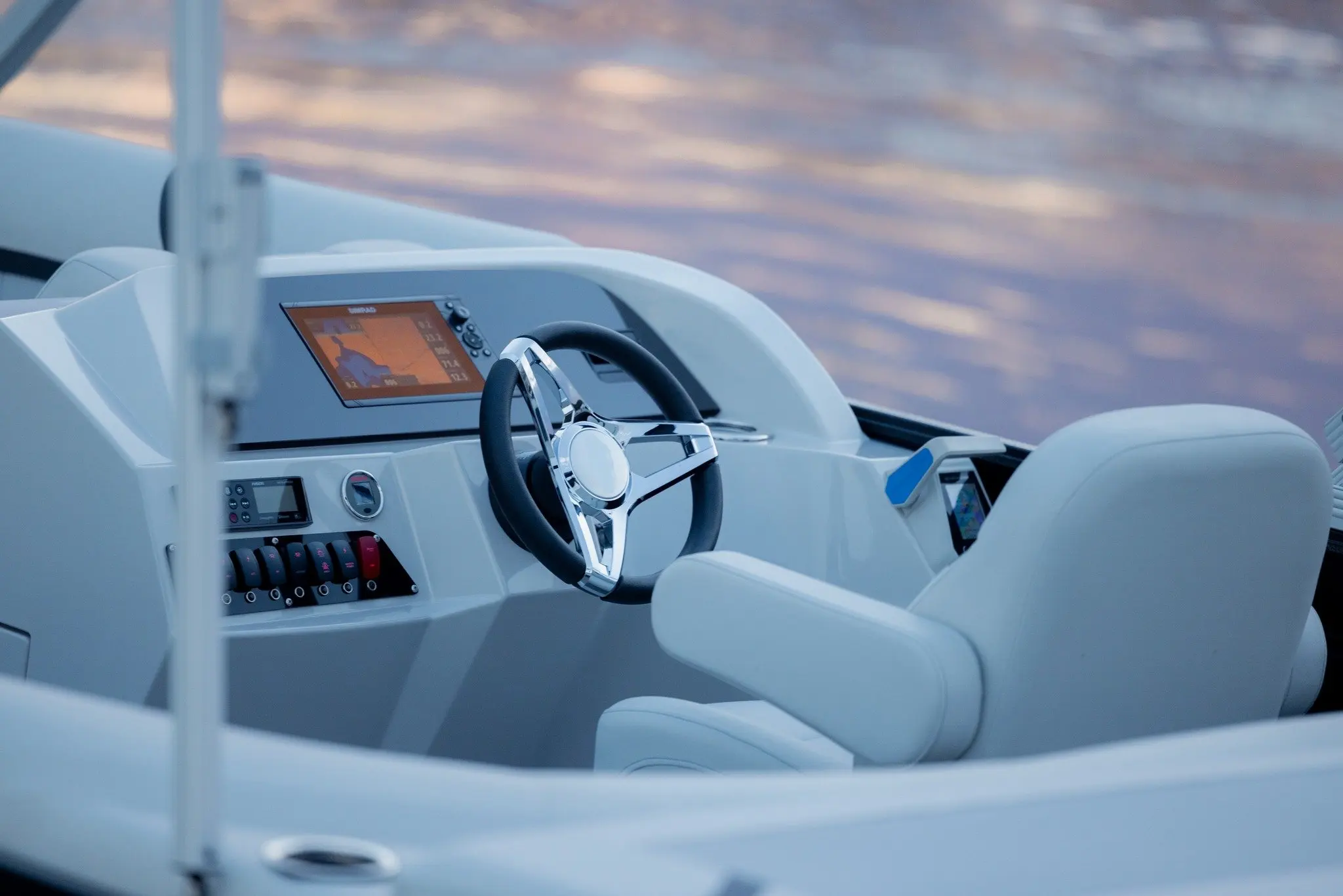 9M Pontoon Boat Manufacturer - Tritoon Boat with Sporty Pontoons