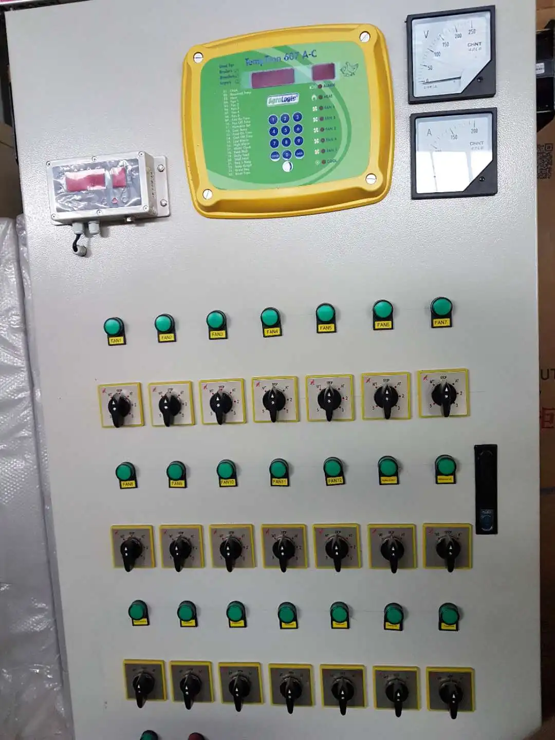 Smart Poultry Farming with Temptron T607AC & Rotem AC2000 Plus