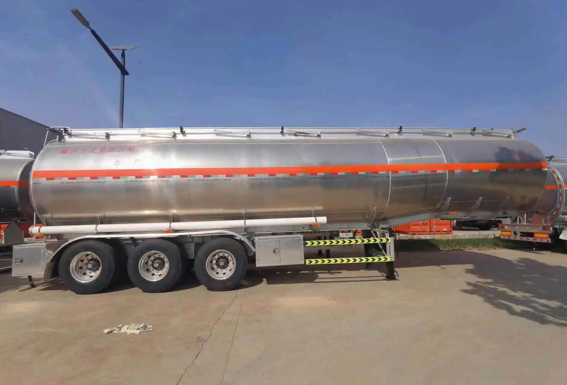 40000l/40cbm Stainless Steel Oil / Fuel Tanker Semi Trailer With 4 ...
