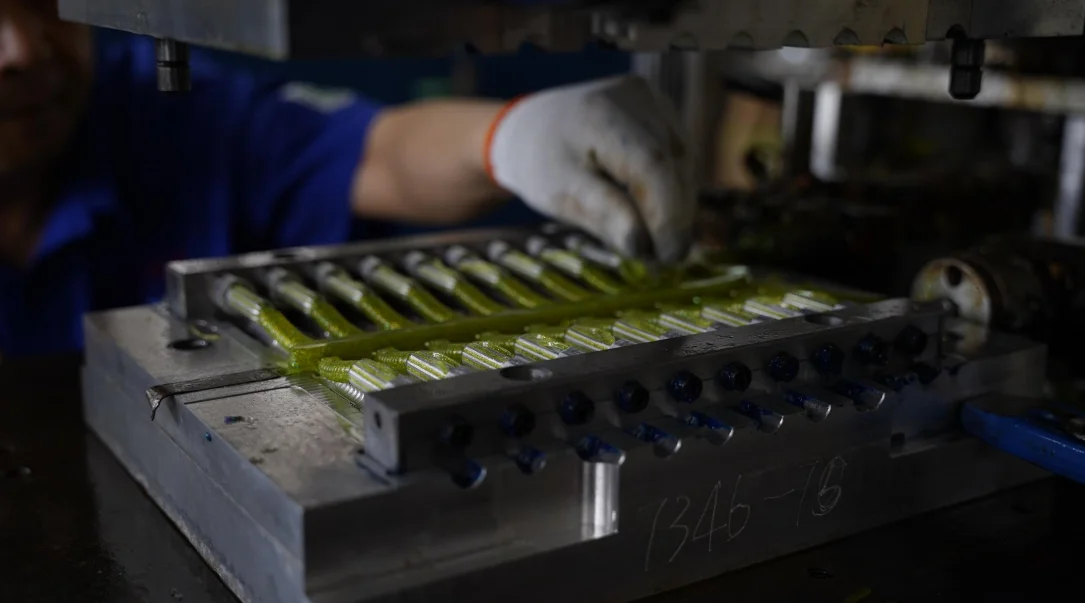 Wholesale 8.5cm 8.4g Kicker Bug Fishing Lures Craw Lobster Bass Rubber ...