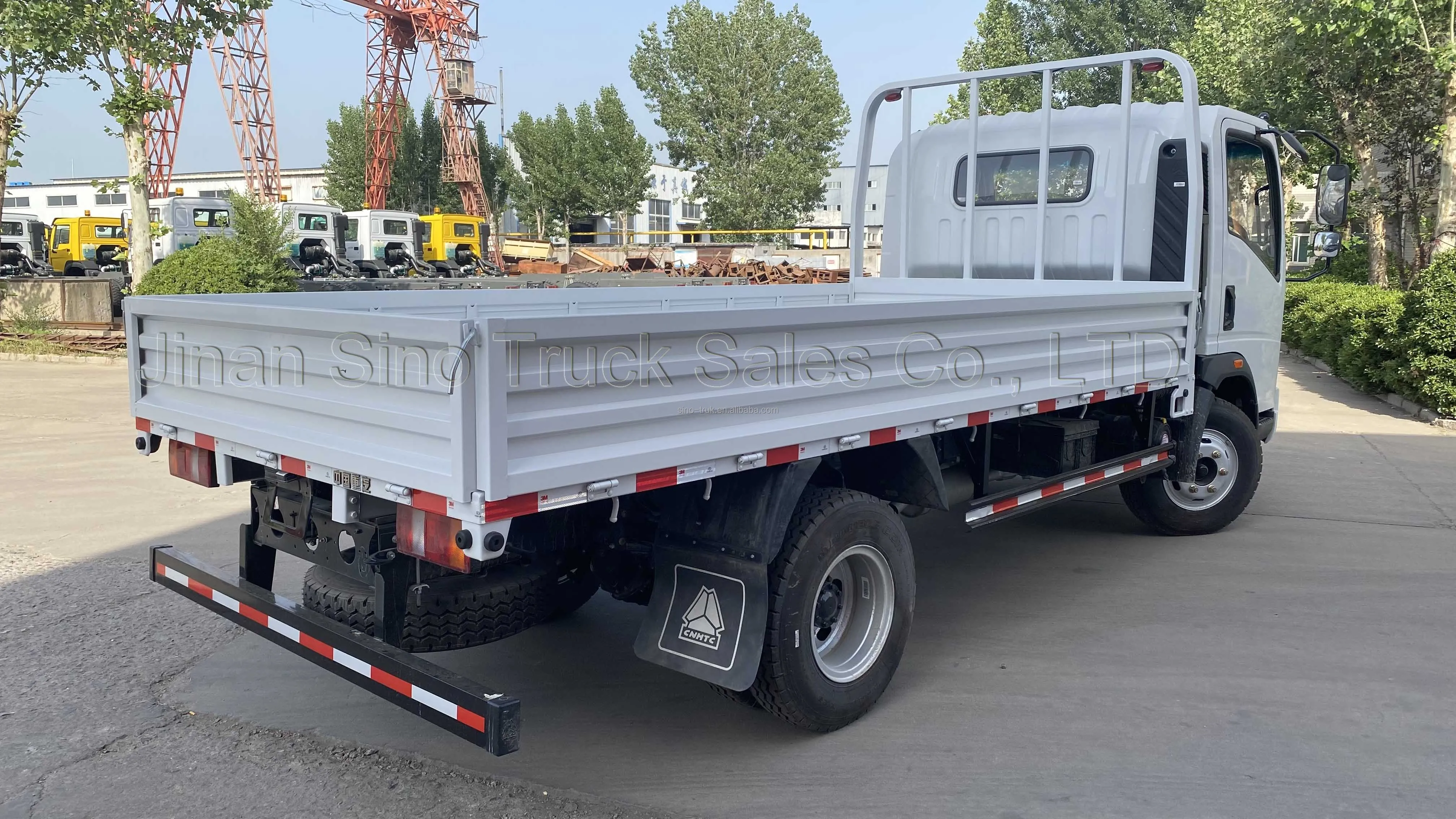 Sinotruk Howo 4x2 6 Wheel Mini 3 Ton Truck with Hydraulic Tailgate