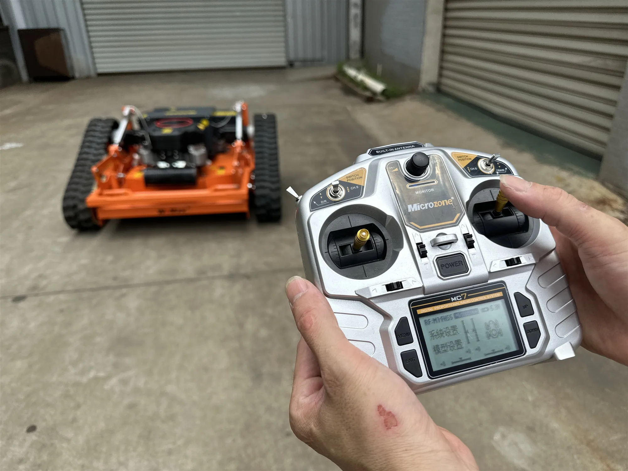 800mm Mowing Range Remote Control Lawn Mowers - Efficient Grass Cutting