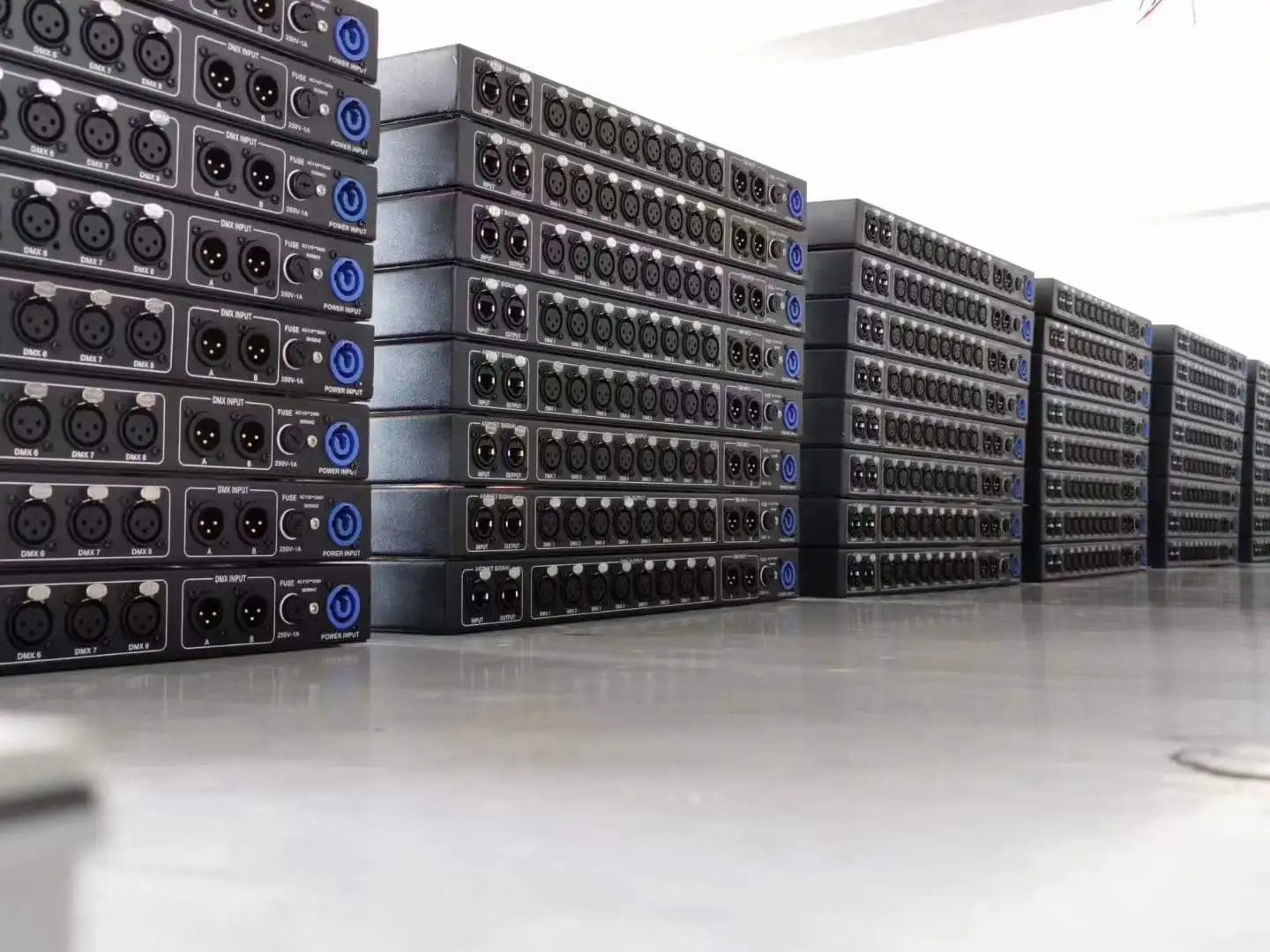 Artnet Lighting Controller with 8 Output Universes DMX512