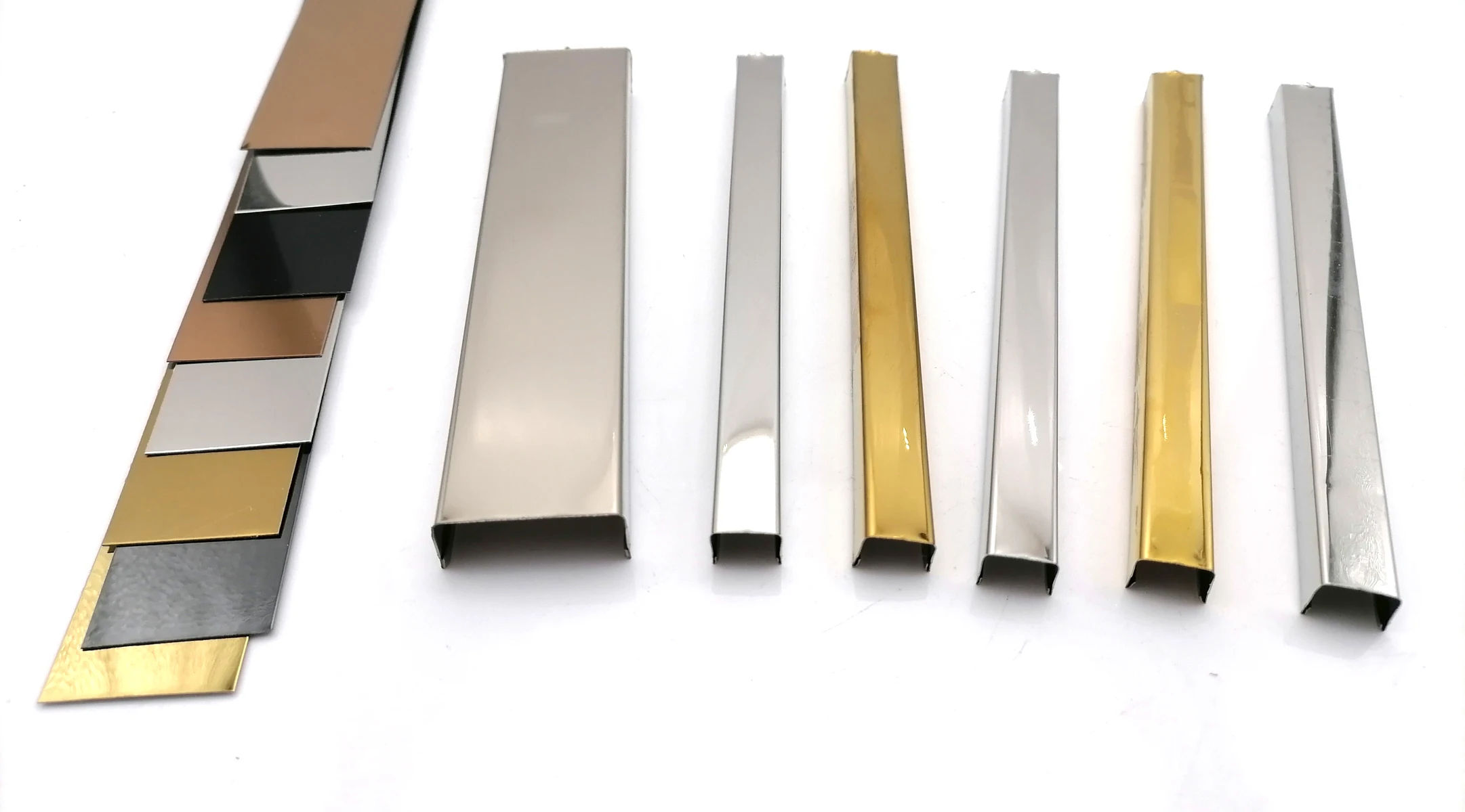 Living Room Decor with Metal Inlay Strips & Ceramic Tile Trim