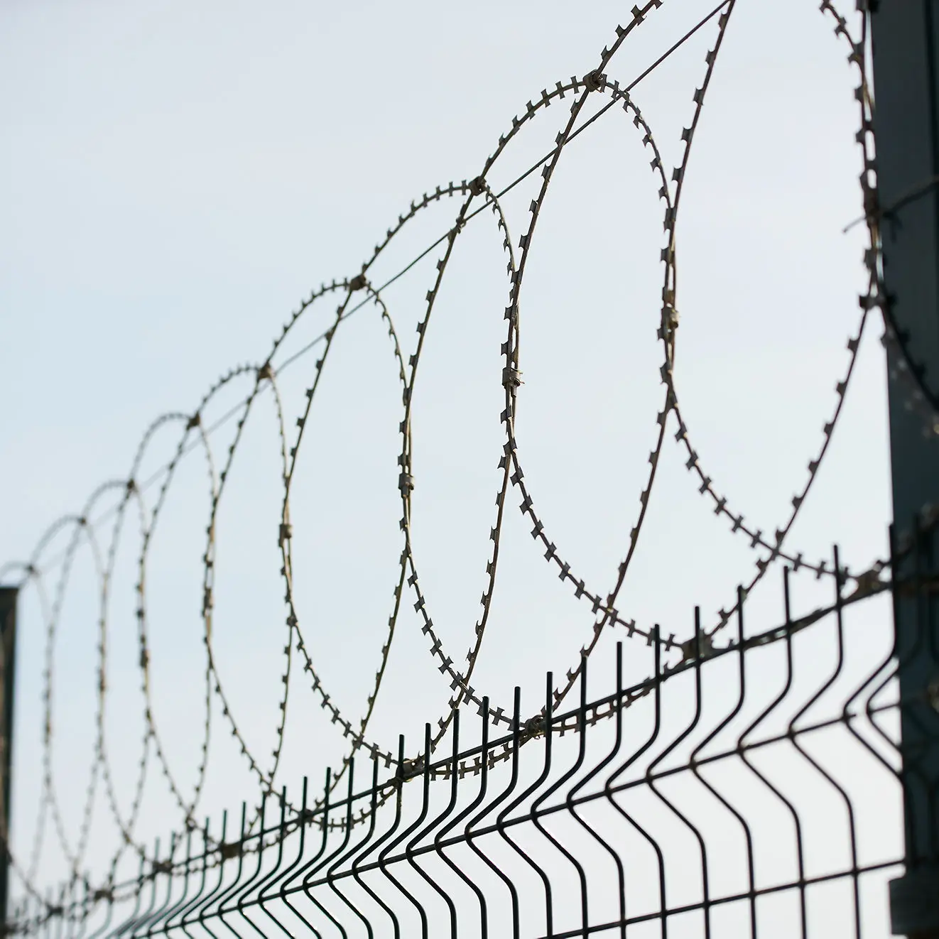 Cheap Price Barbed Tape Wire BTO22 450mm Prison Security Wire Fencing ...