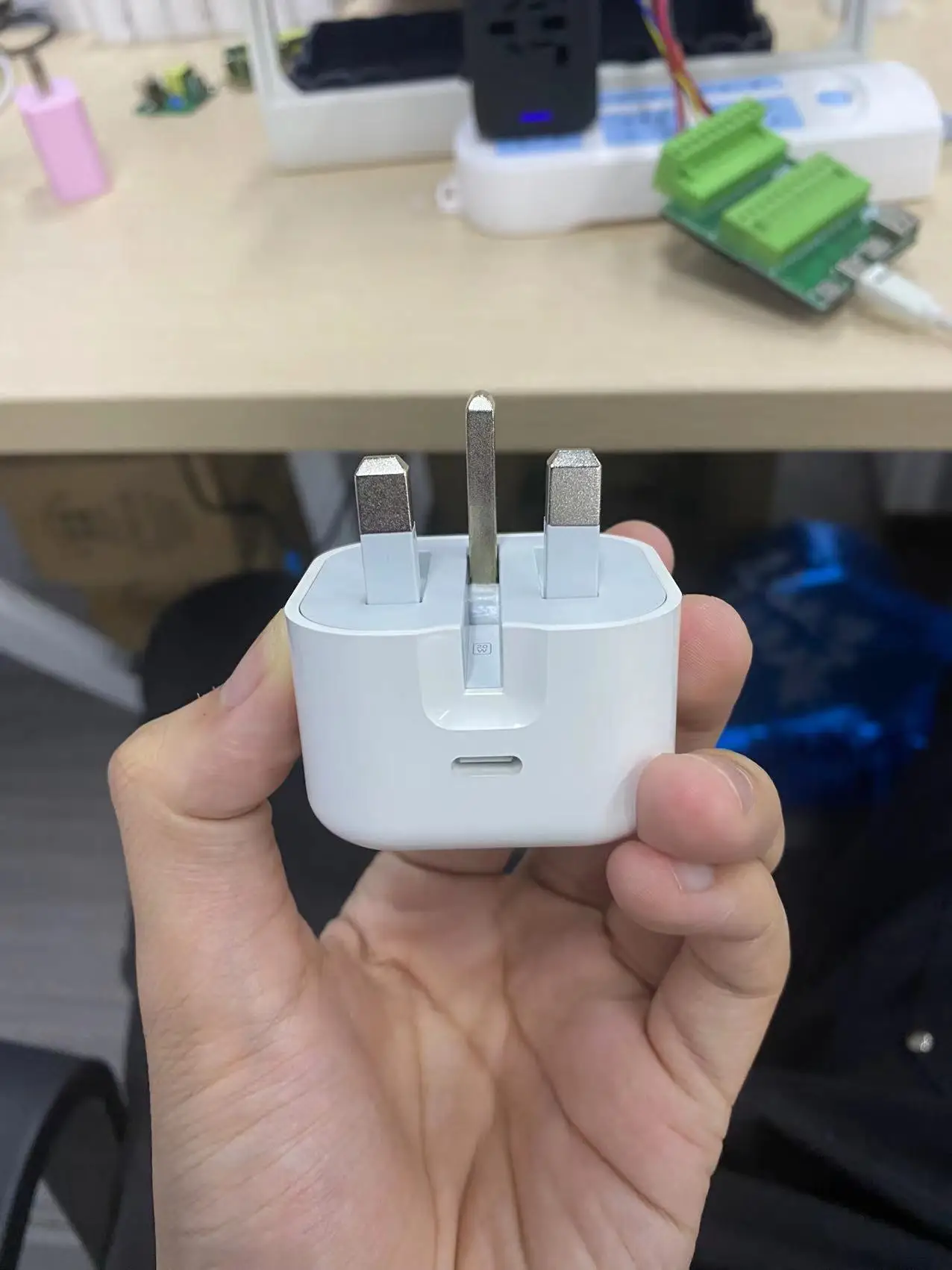 Hot Sale Larger Stock Uk Plug For Apple Quick Charger For Iphone 14 Pro ...