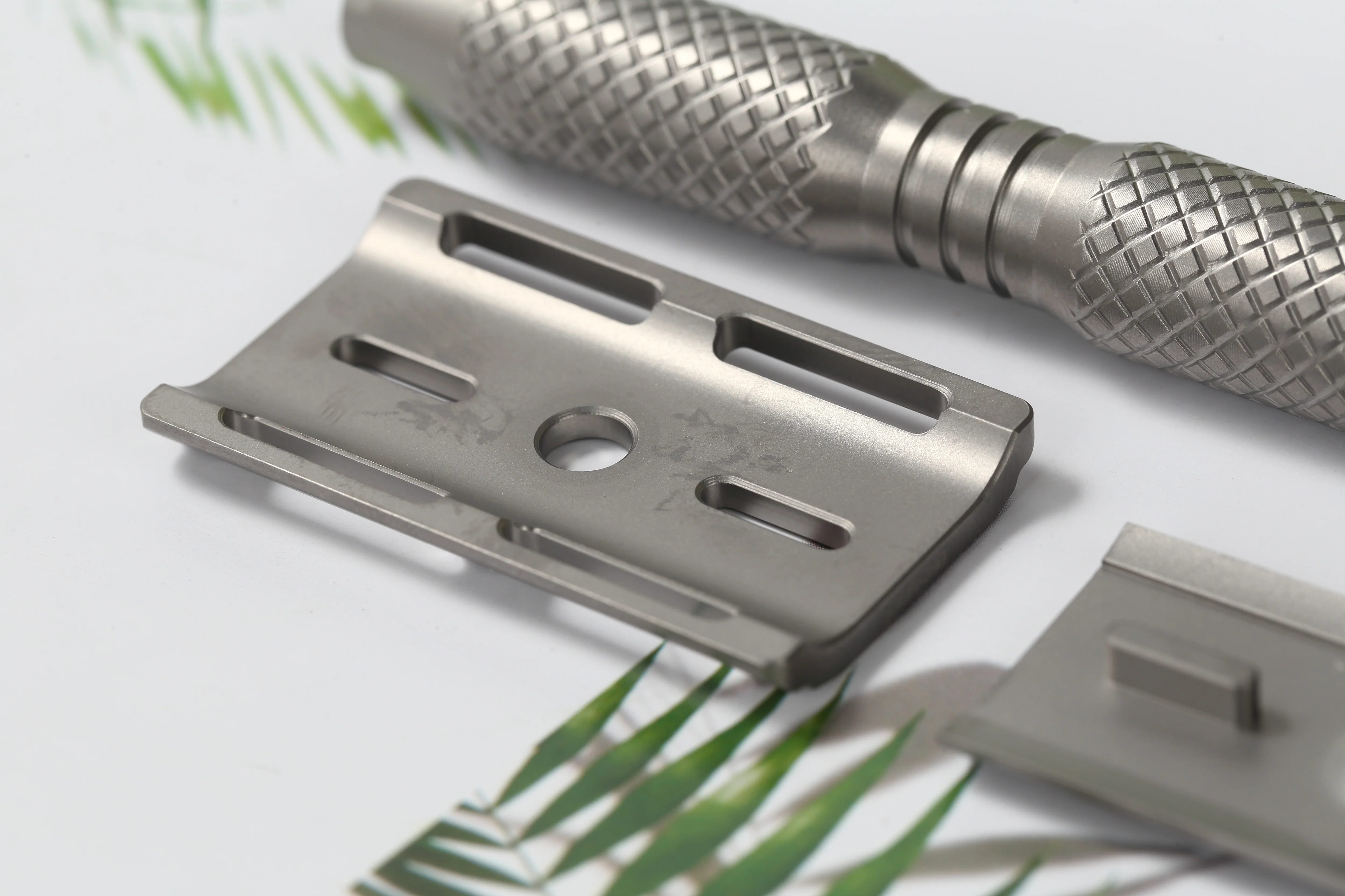 YAQI Double Edge Titanium Safety Razor for Men - Lightweight & Durable