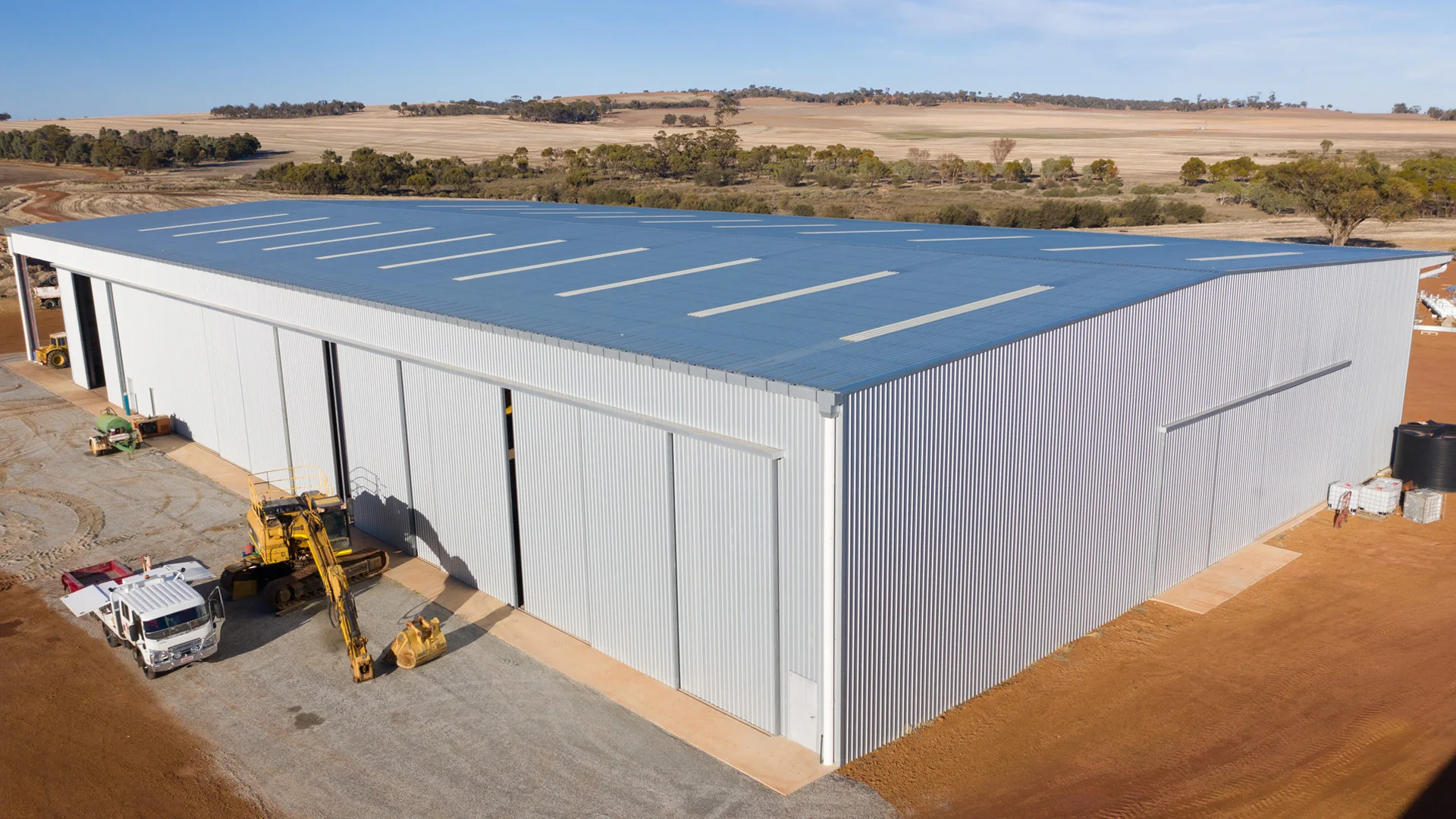 Metal Roof Warehouse Building with Parapet Wall Design for Durability ...