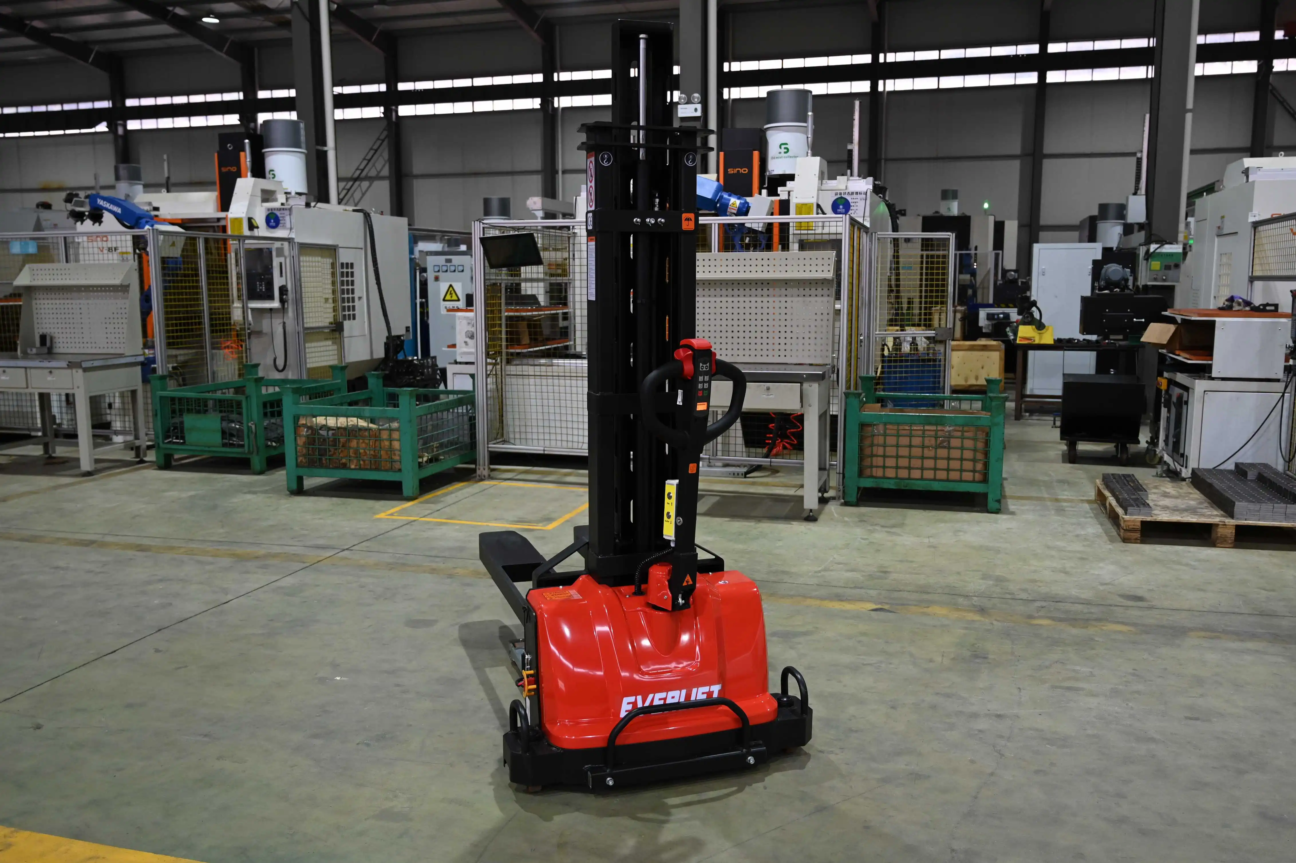 Everlift Self-Loading Stacker Trucks - Efficient Pallet Handling