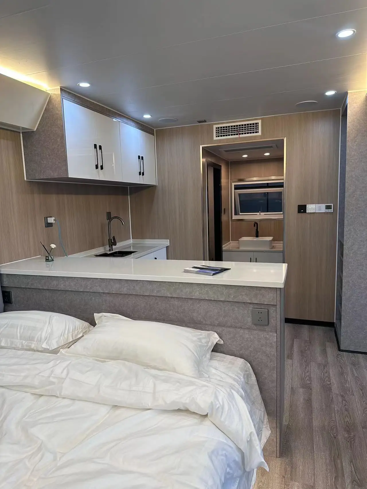 40ft Smart Home System - Luxury Container House on Wheels