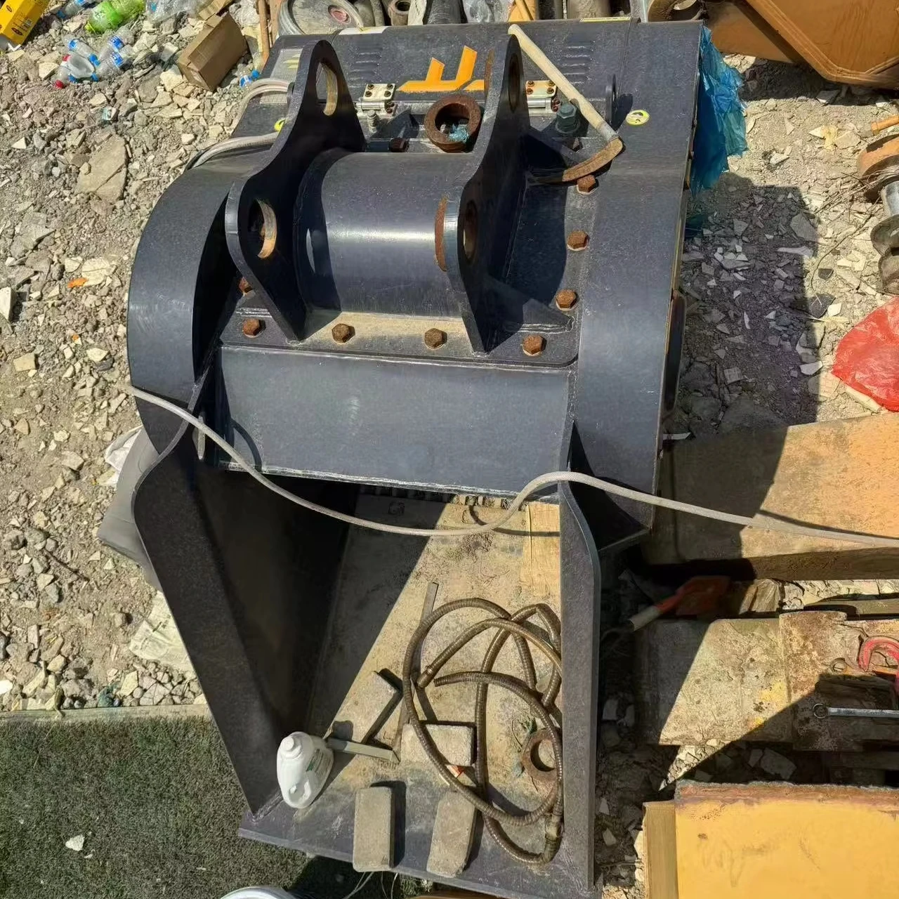 New Excavator Crusher Bucket For Rock Crushing For Construction And ...