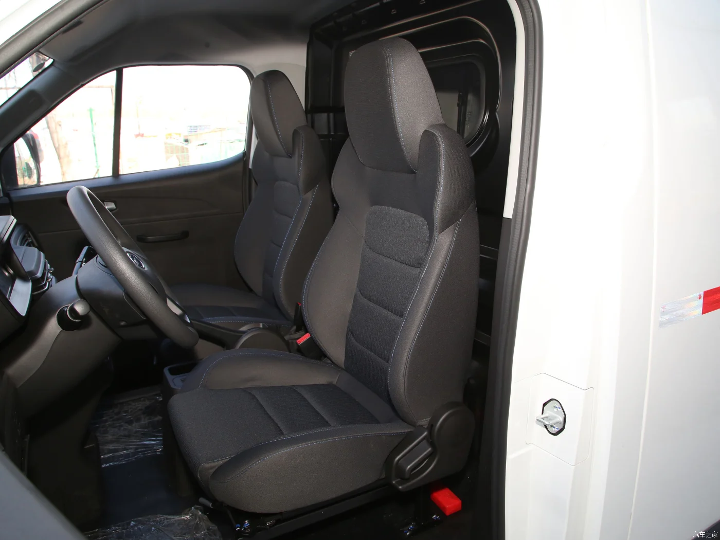 Karry Dolphin EV Cargo Van 2022-2023 - 350km Range RWD Van