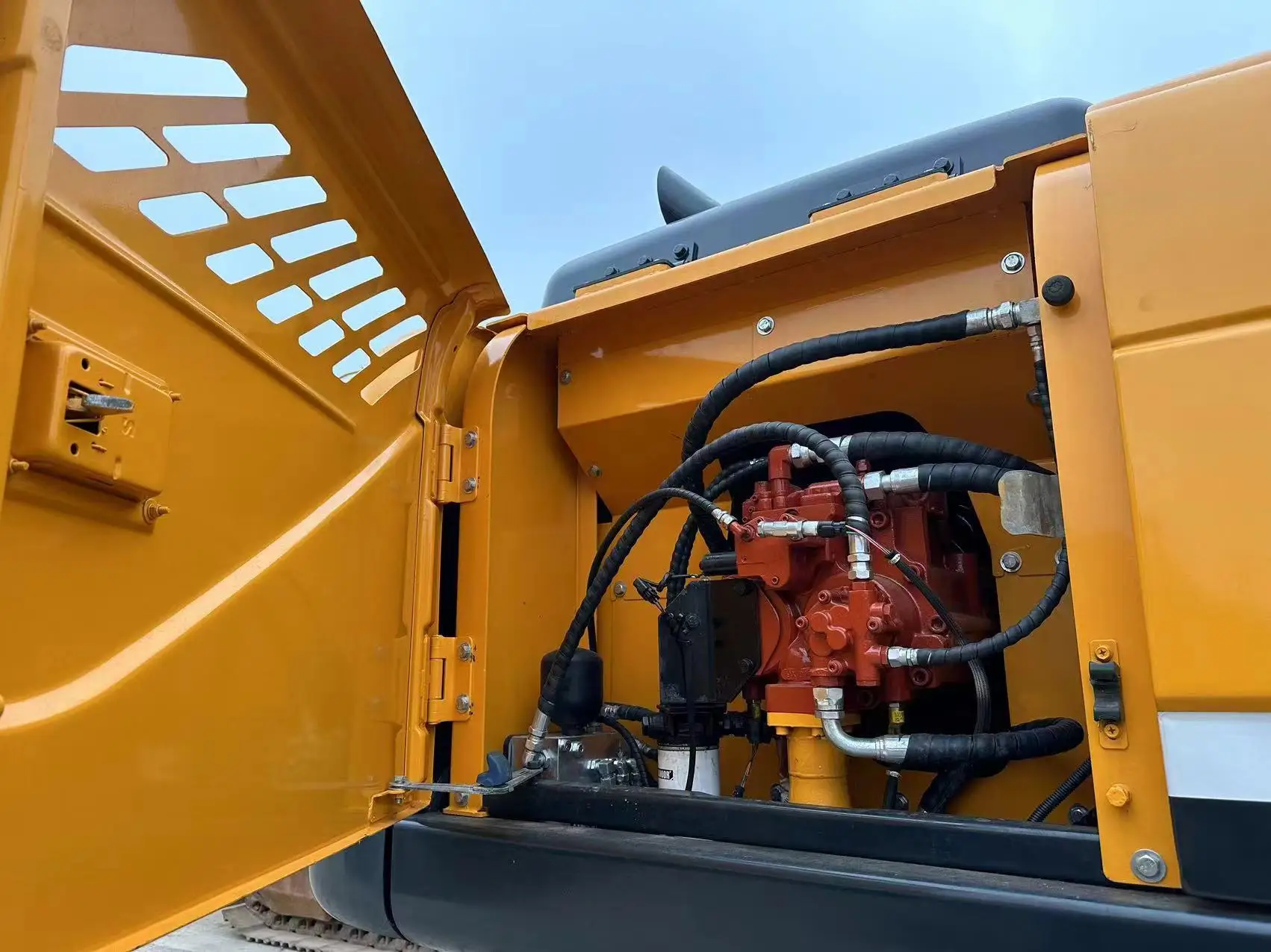 Alibaba.com: Hyundai 210-7S/220-9S wheel excavator in stock; CE, BV ...