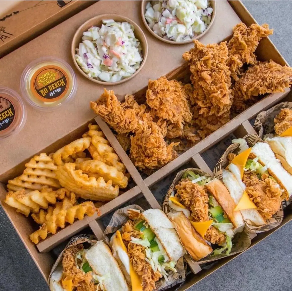 Customized Kraft Paper Lunch Boxes for Fast Food Takeaway