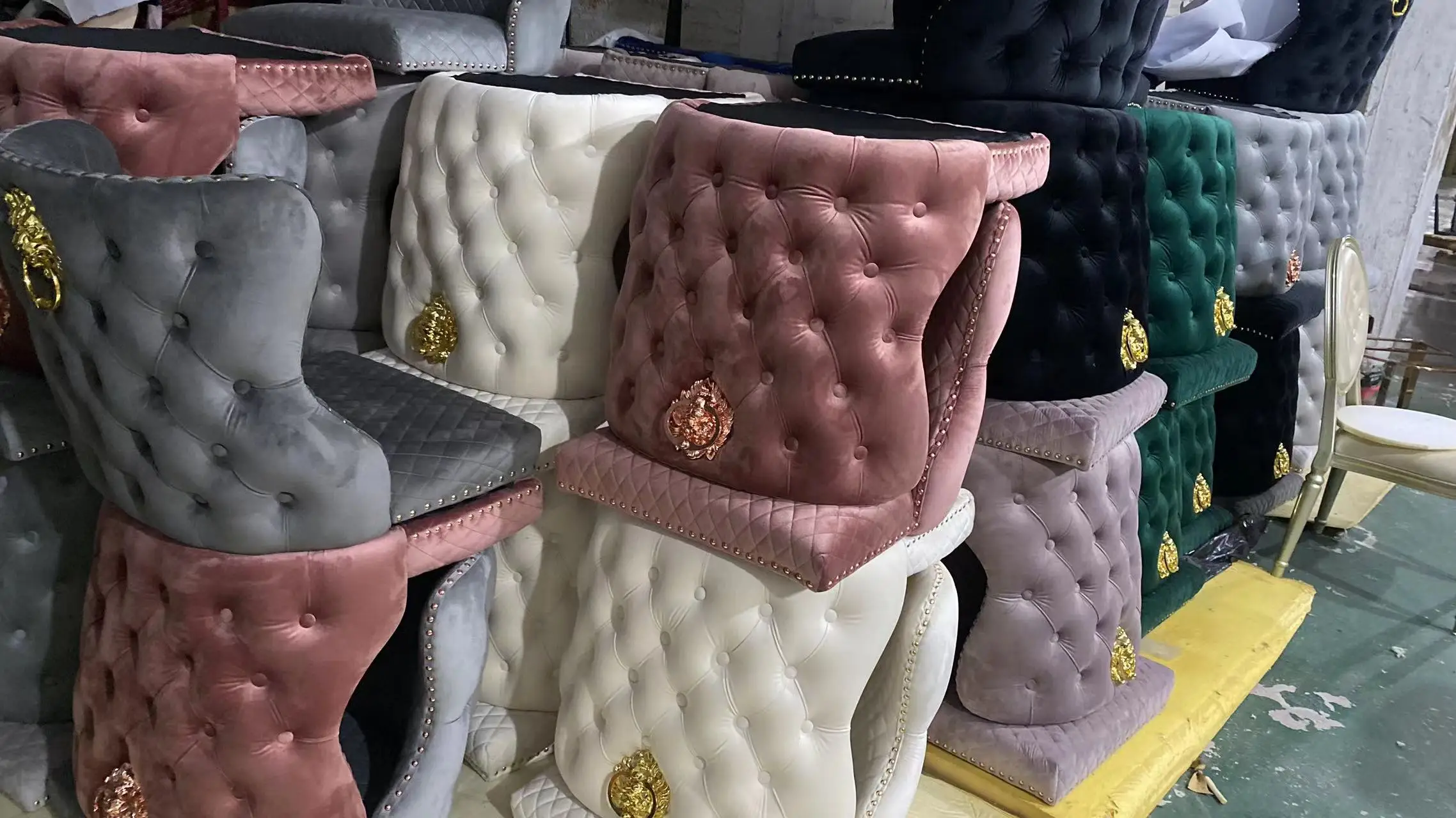 Customized Button Tufted Velvet Lion Knocker Back Dining Chairs