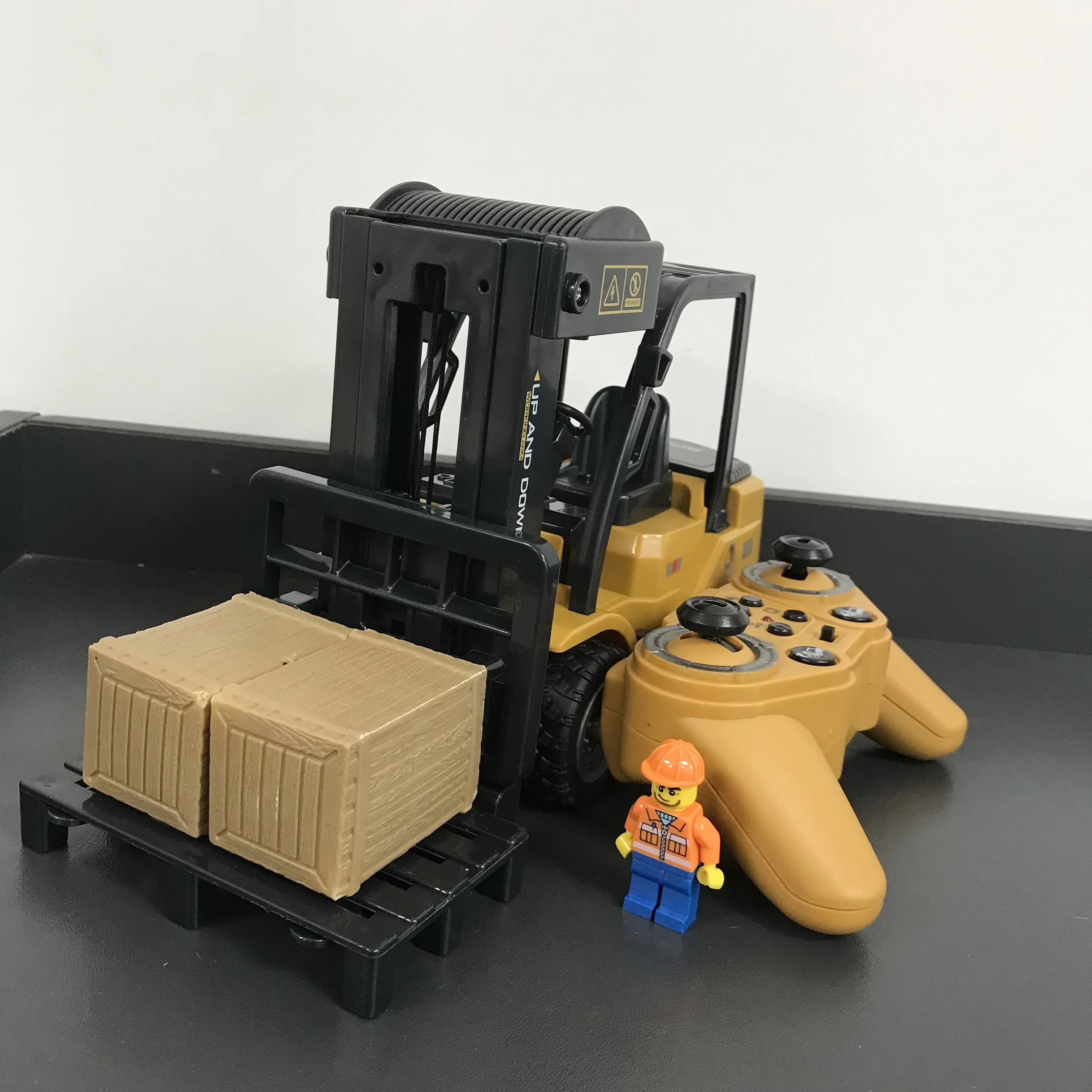 Electric 2.4GHz RC Forklift Truck Toy with Sound & Spray