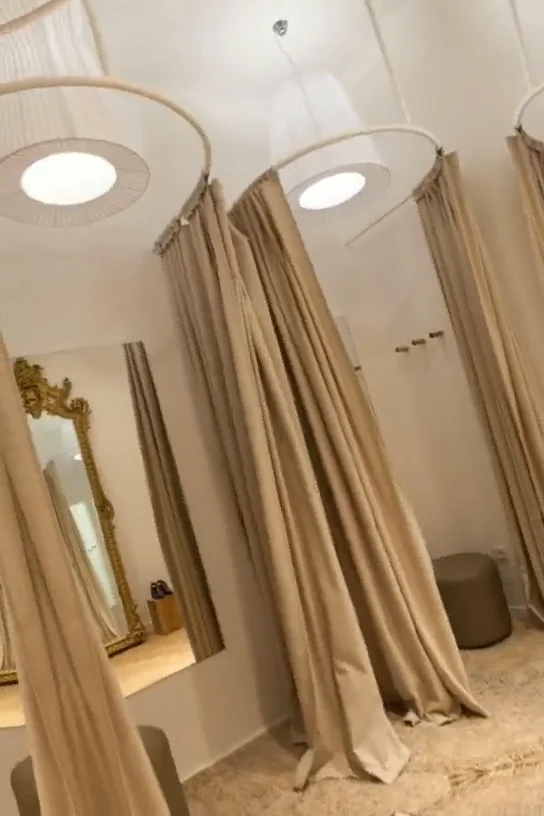 Large Fitting Room Shop Interior Design Ideas Wall Mounted Rack ...