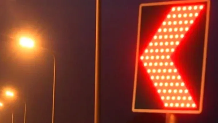 Solar Powered Road Safety Led Flashing Arrow Chevron Direction ...