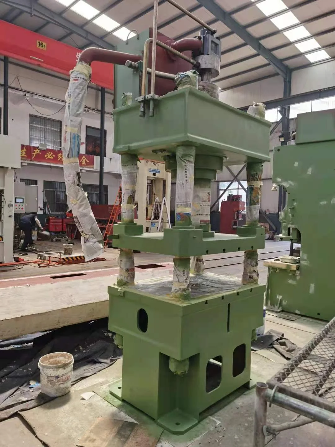 100 Ton Steel Plate Hydraulic Power Press Machine with Protection Gantry