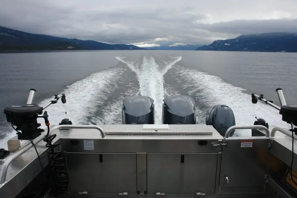 25 FT Fishing Boat - High-Quality Aluminum Build Cabin