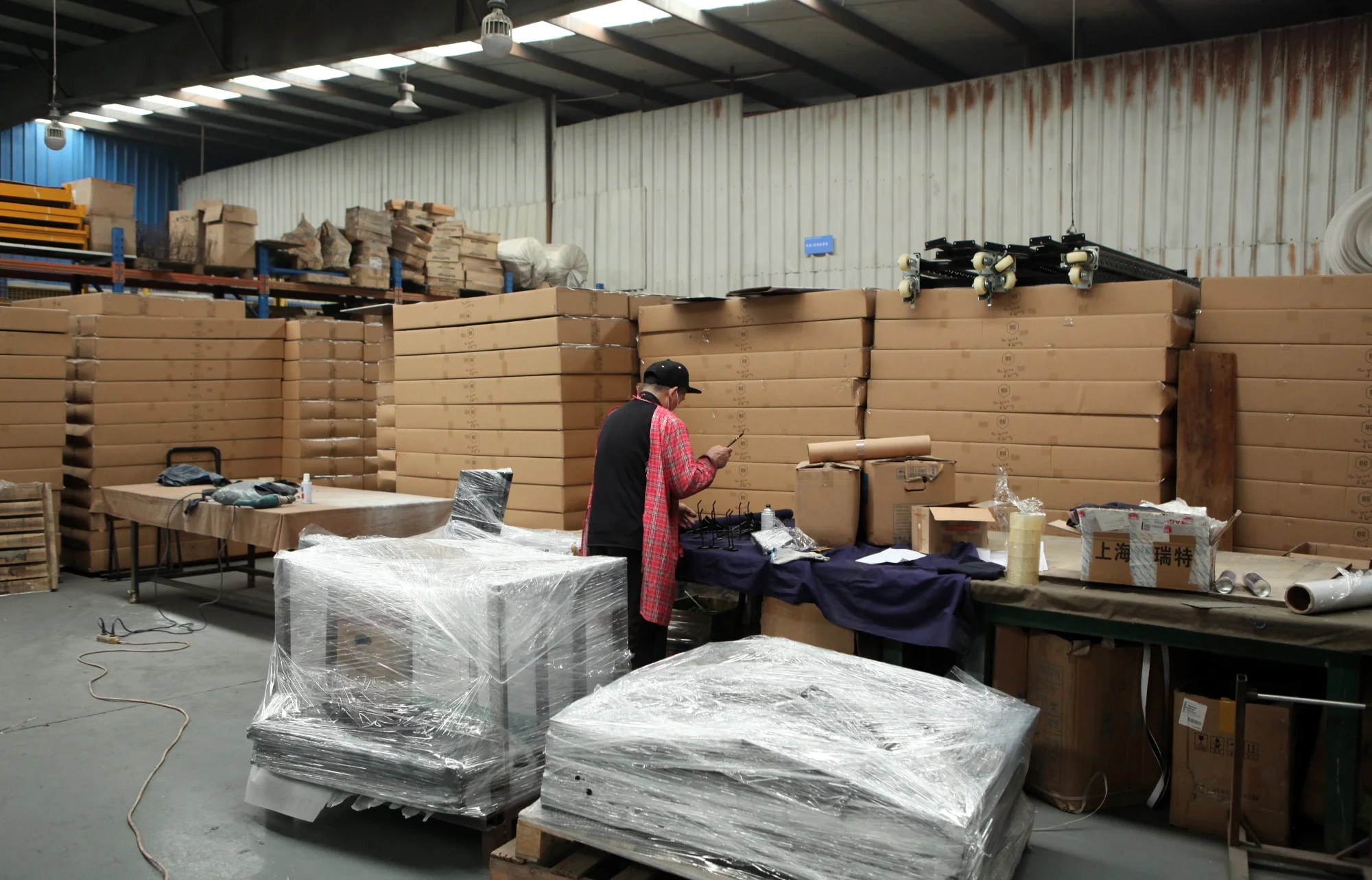 Metal Wall Carpet Rug Warehouse Showroom Rolling Storage System Display ...