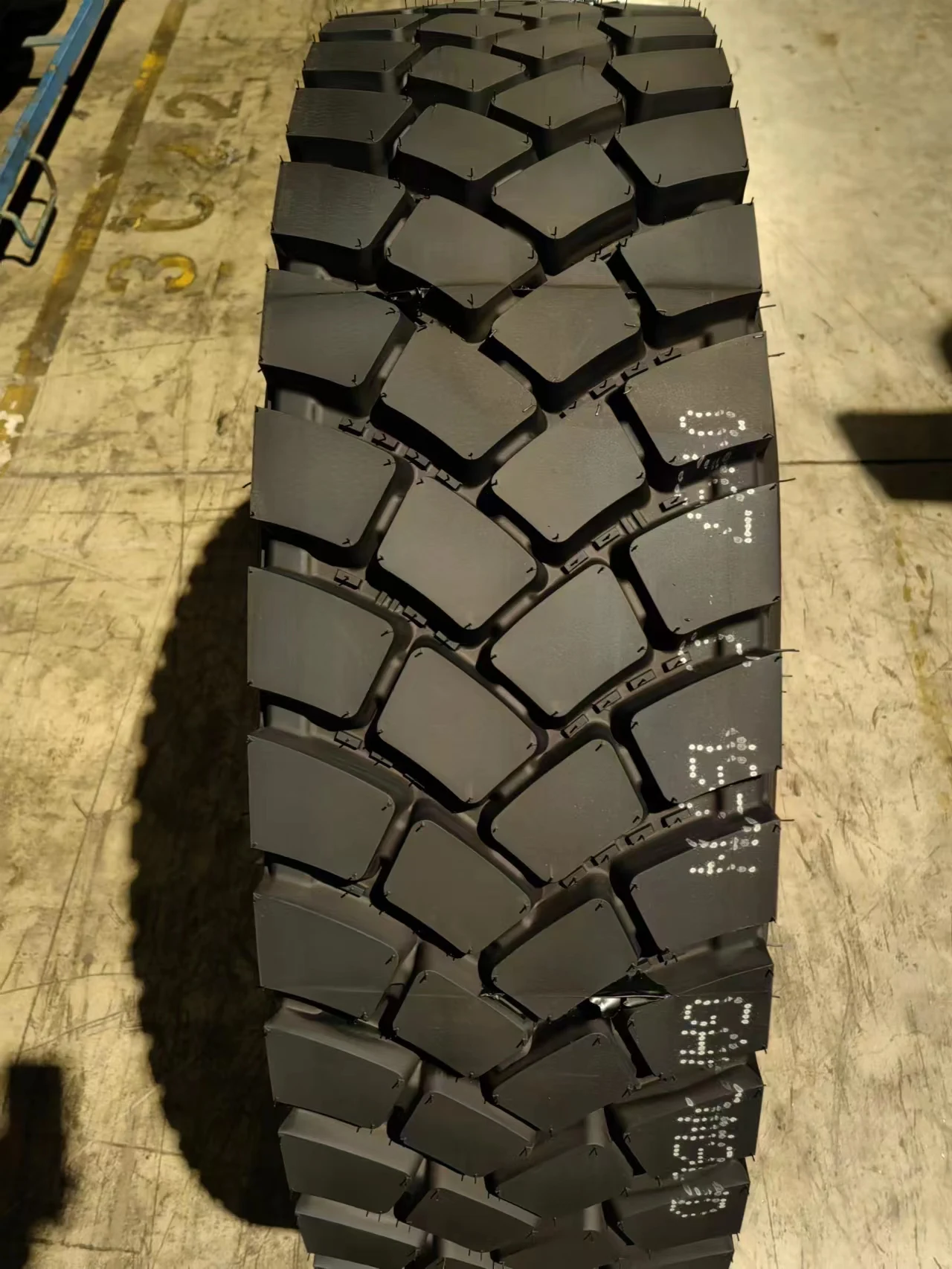 Off Road Radial Tyre Mining Giant Mining Dump Tires Smt01 37x12.50r16.5 ...