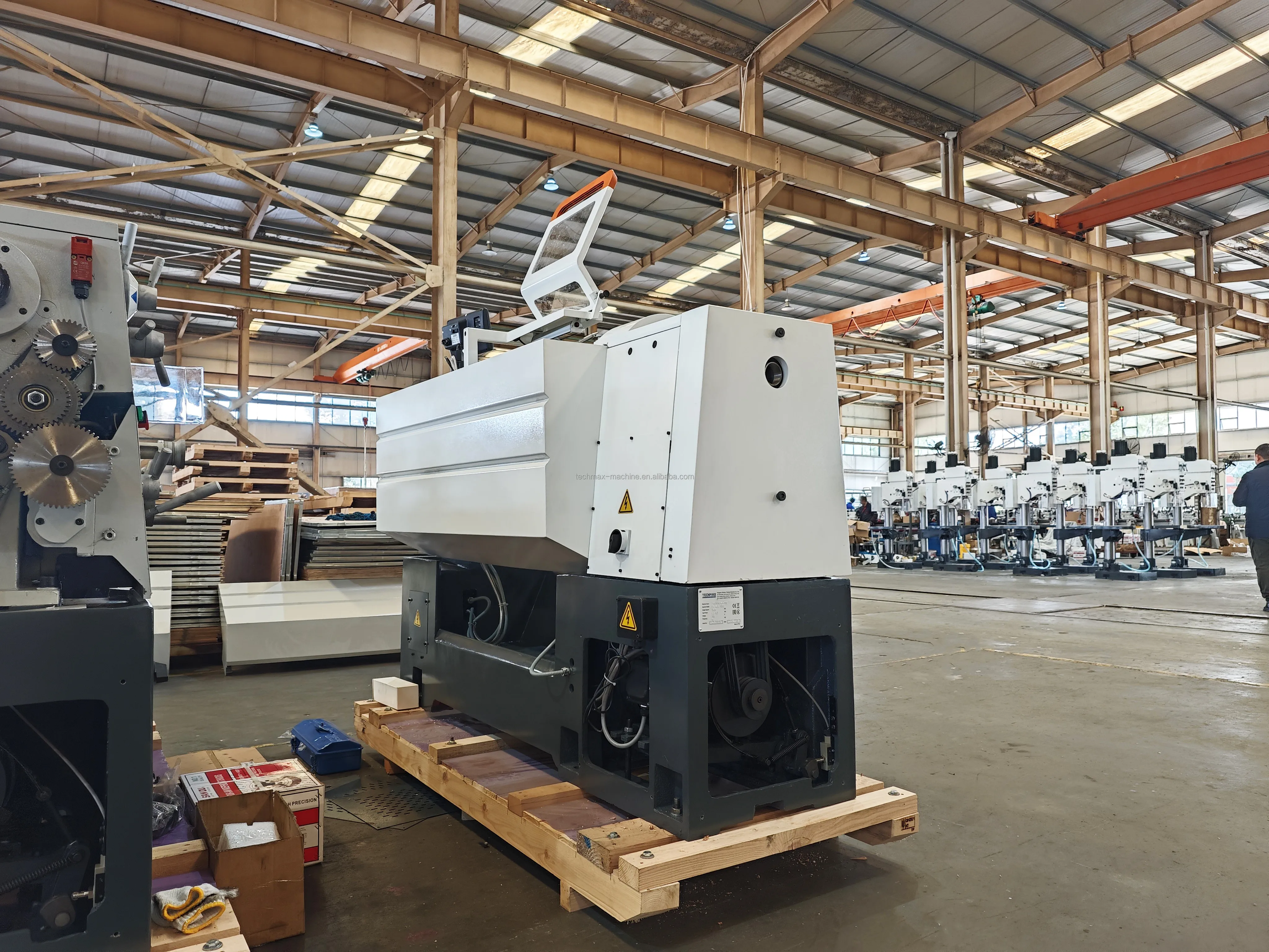 PL400 Metal Lathe - Precision and Versatility for Manufacturing