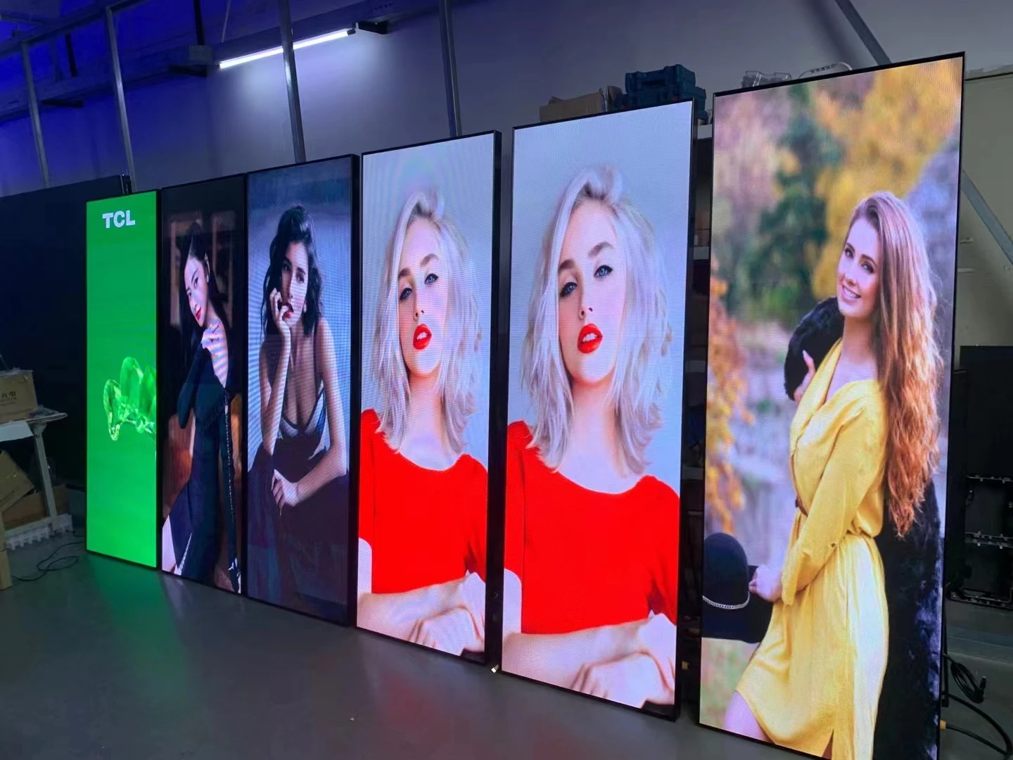 P2.5 Outdoor Led Display Poster Machine High Heat Dissipation 4g Wifi ...