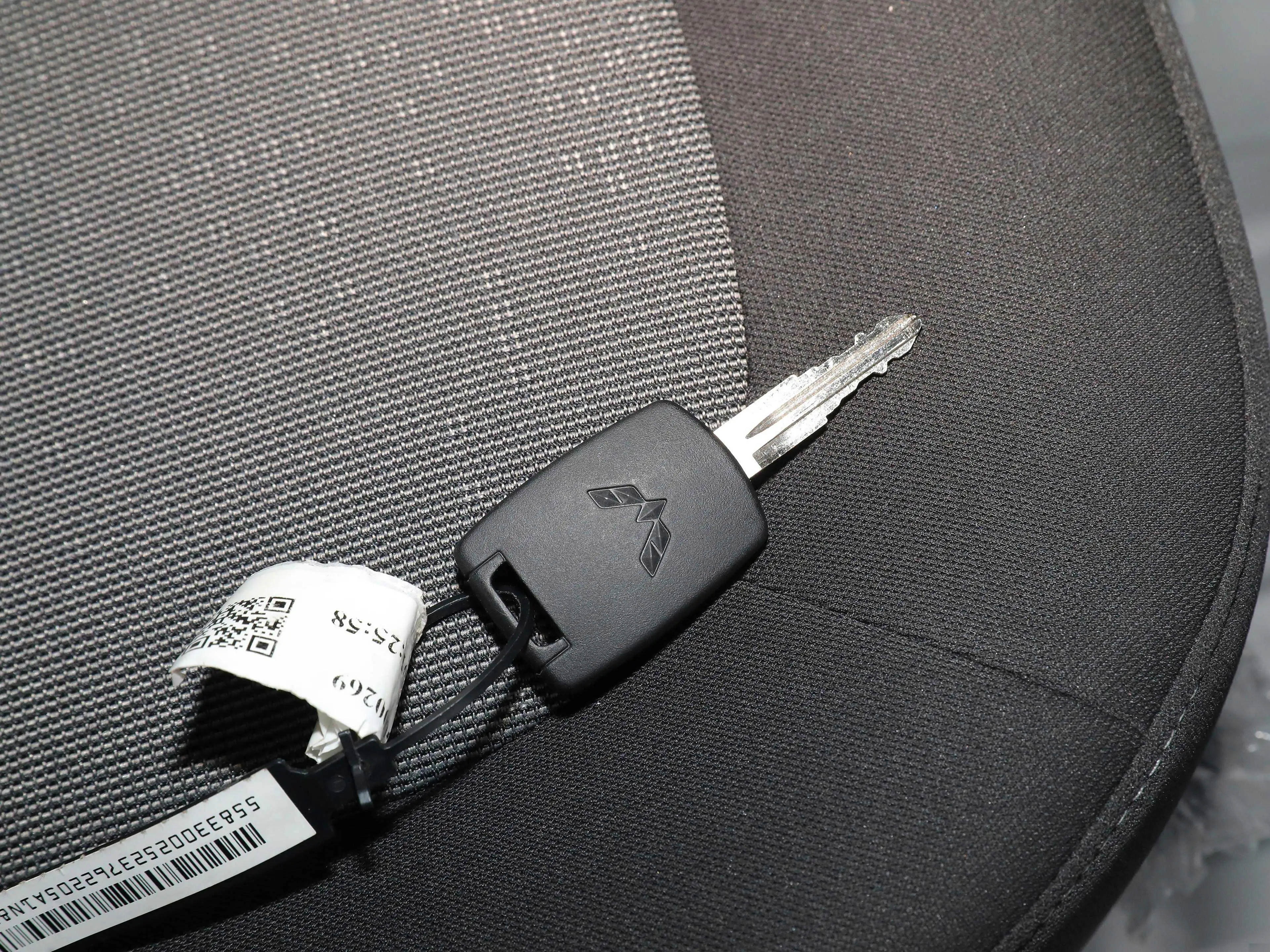 Wuling E10 EV with Cargo Box - Ideal for Delivery in 2023