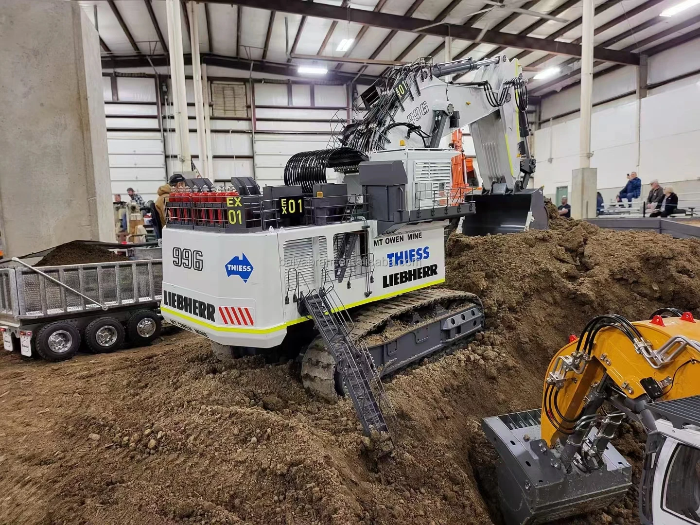 Hydraulic Remote Control Excavator Toy - Liebherr 996 Model