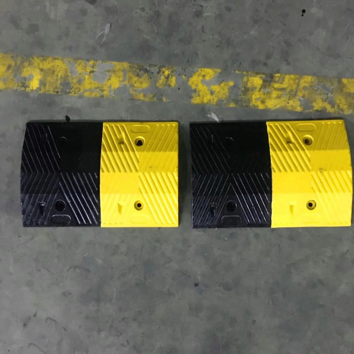 Benc Yellow And Black Rubber Speed Hump Asphalt Concrete Gravel ...