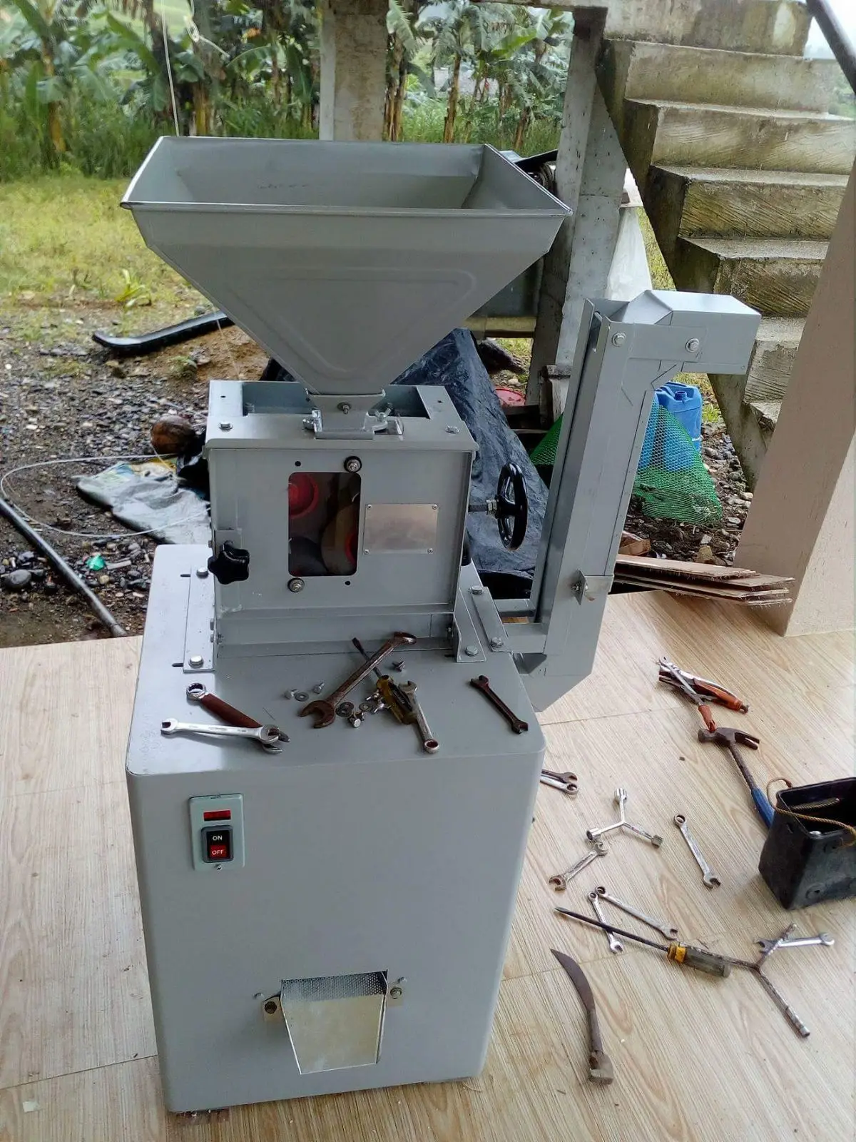 Three-roller Rubber Roller Rice Huller Kenya Rice Huller Dry Coffee ...