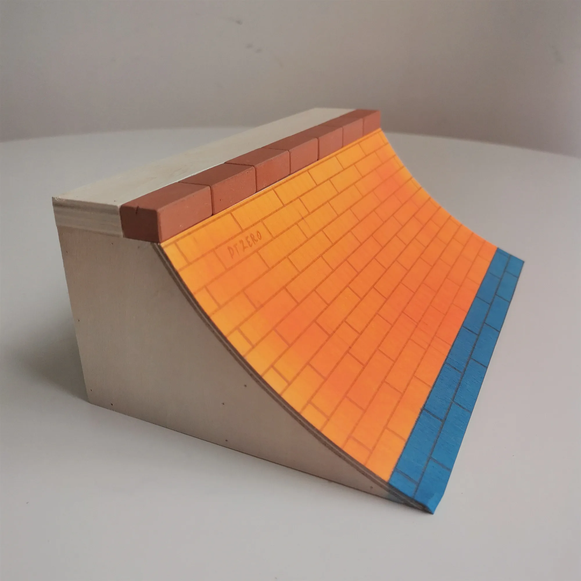 Wooden Fingerboard Obstacles - Brick Quarterpipe for Youngsters