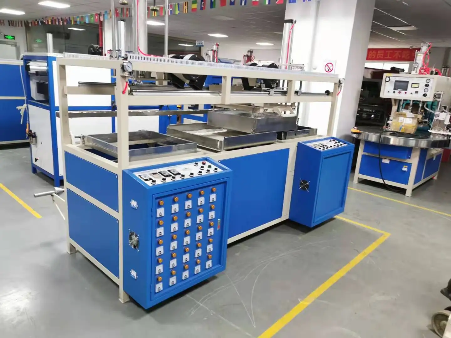 Double Working Stations Abs Vacuum Forming Machine - Buy Plastic Vacuum ...