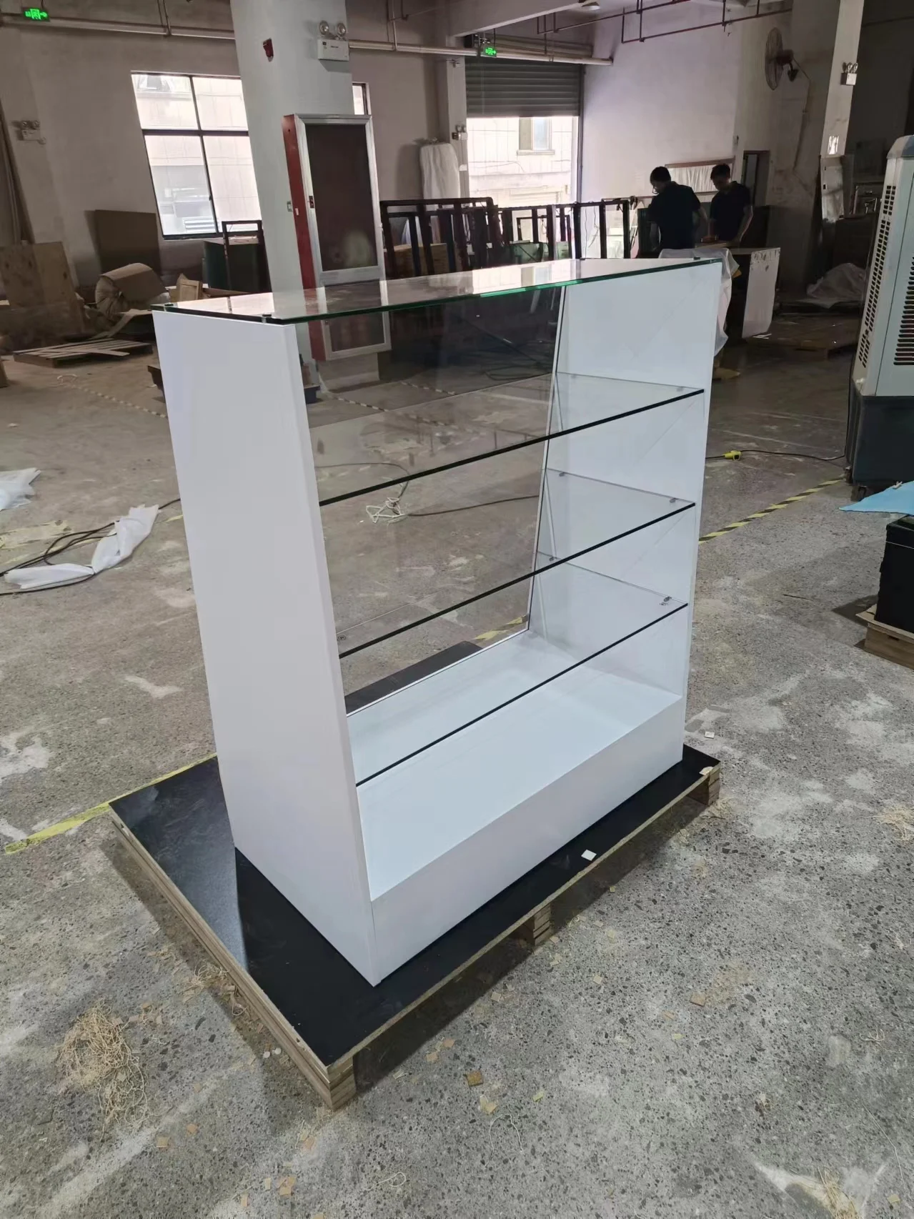 Retail Store Glass Showcase - Elegant Display Solutions