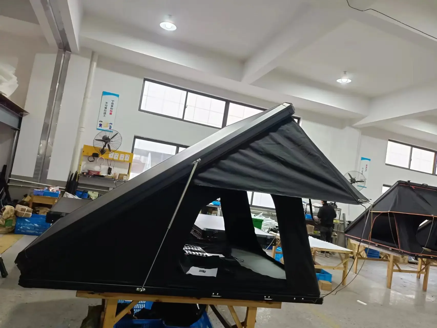 New Style Aluminum Hard Shell Triangle Clamshell Rooftop Tent Factory ...