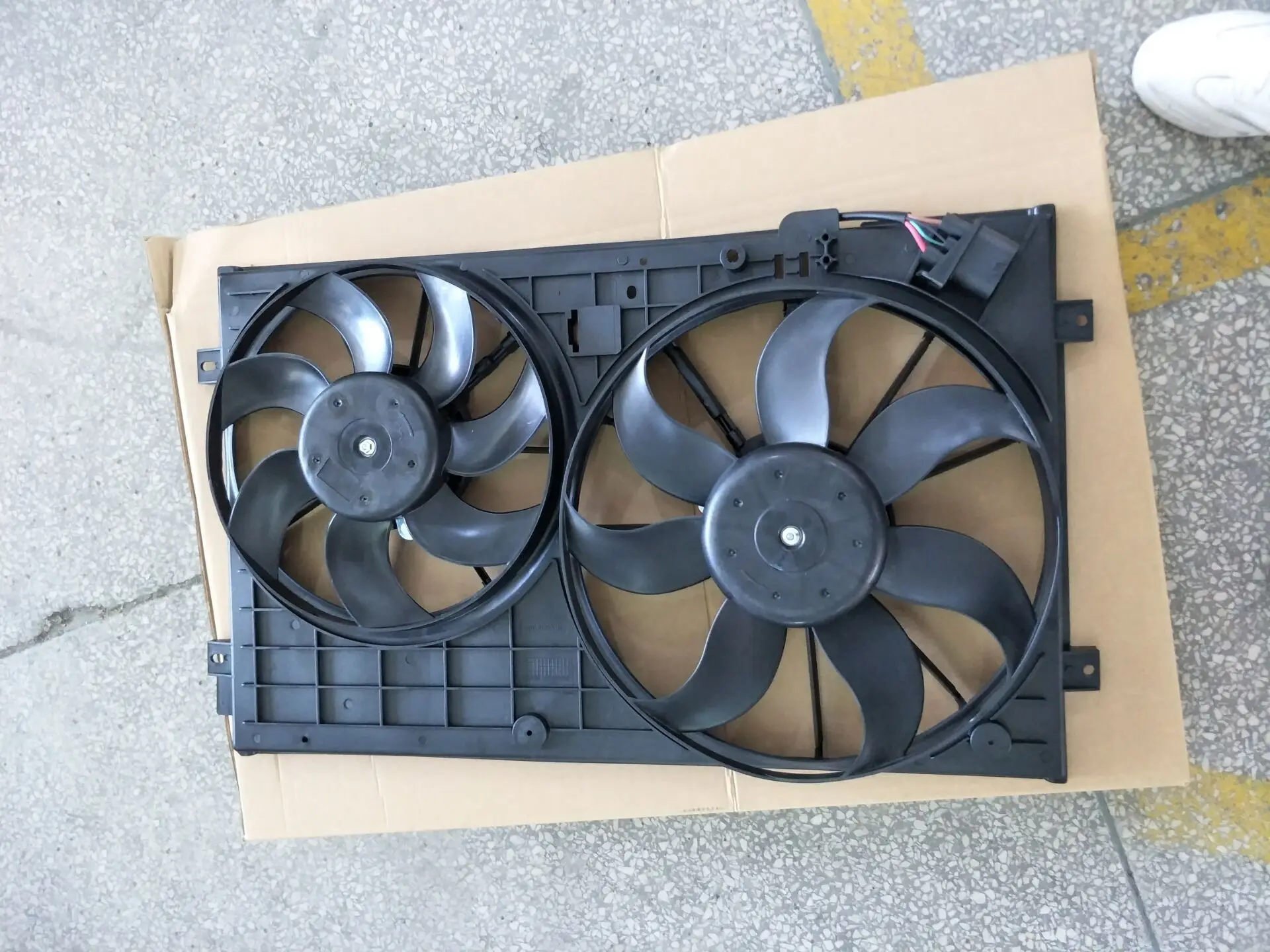 융통성 방열기 Vw 1k0121207bb 1k0121207t 1k0959455ct 냉각팬을 위한 자동 방열기 냉각팬 회의 ...