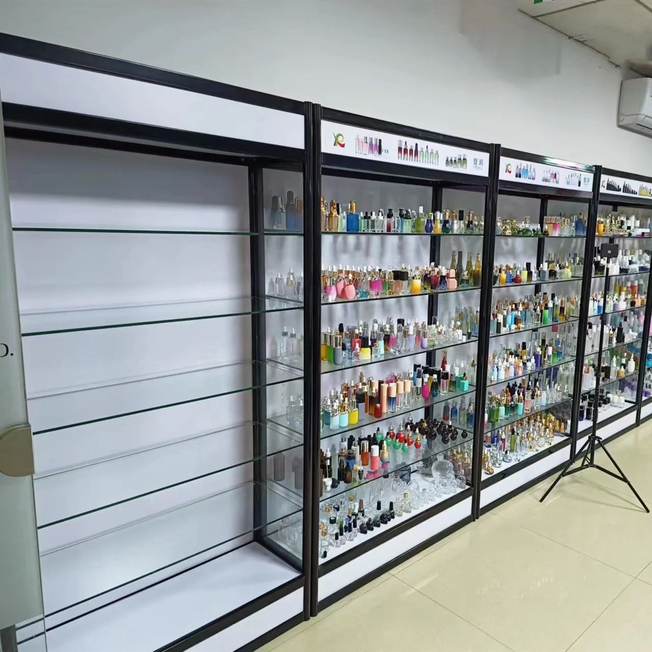 Shop Window Display Showcase - LED Light & Aluminum Frame