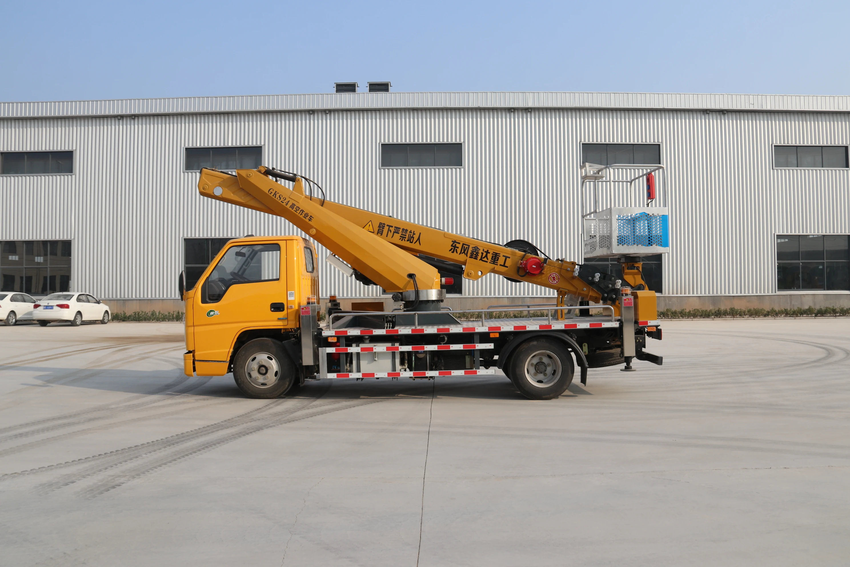 Cheap Price Aerial Platform Lift Truck Or Aerial Work Vehicle - Buy ...