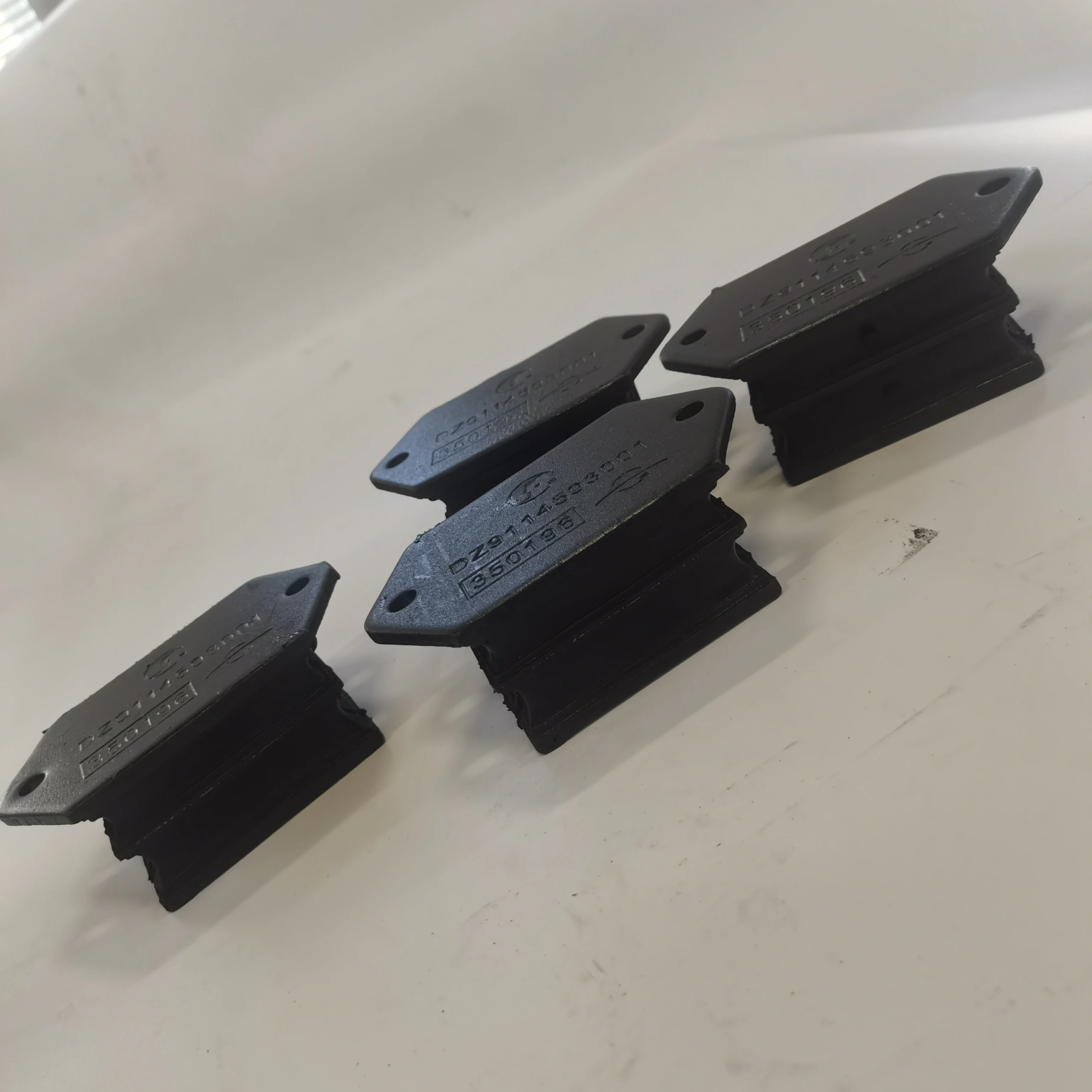 Shacman Truck F3000 X3000 Engine Front Rubber Mounting DZ9114593001