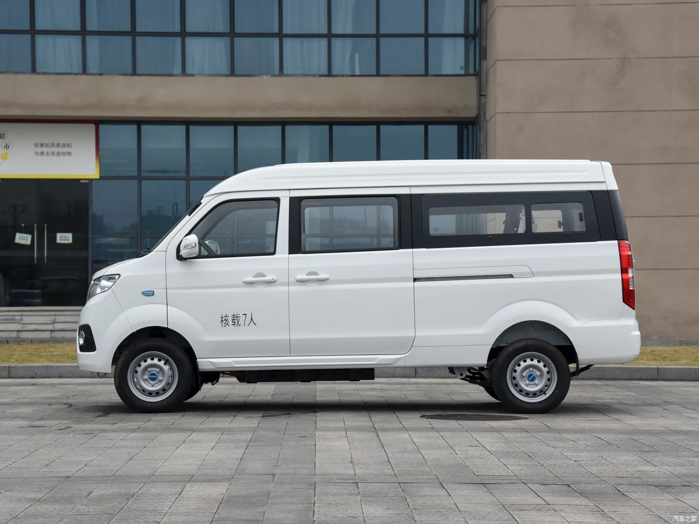 SRM 7-Seat Minivan Electric Vehicle - Efficient & Versatile