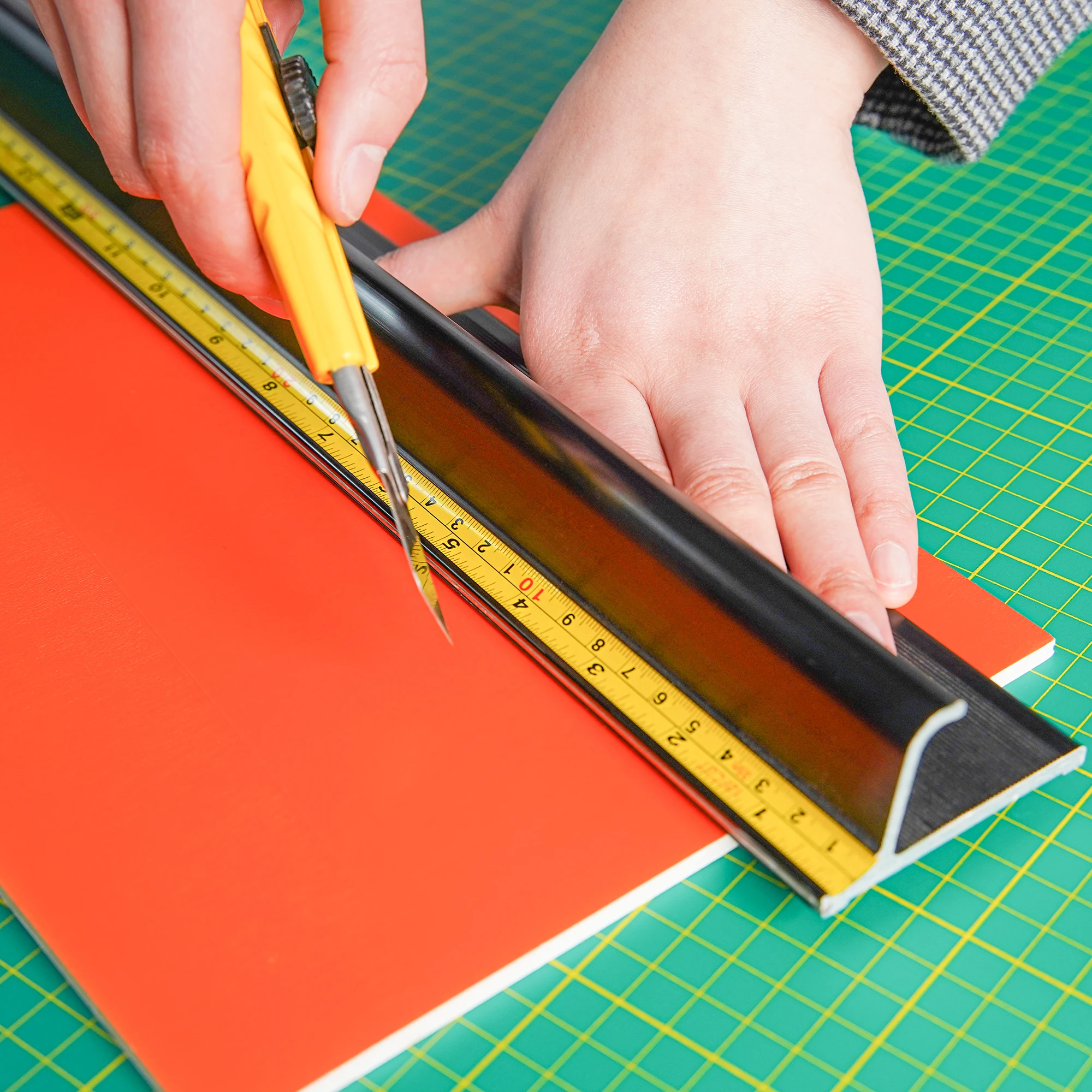 Aluminum Slim Safety Cutting Ruler & Paper Cutter Tool For Advertising Odm