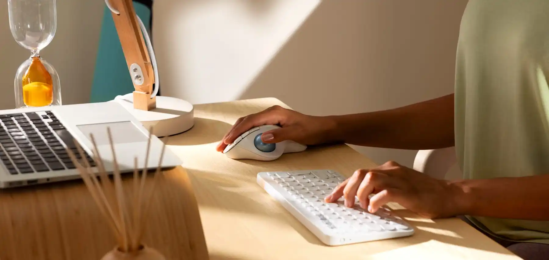 Logitech Ergo M575 Wireless Trackball Mouse Easy Thumb Control ...