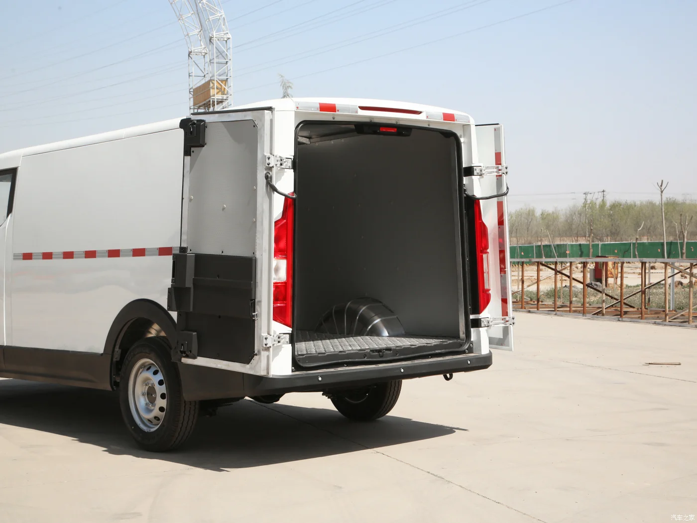 Karry Dolphin EV Cargo Van 2022-2023 - 350km Range RWD Van