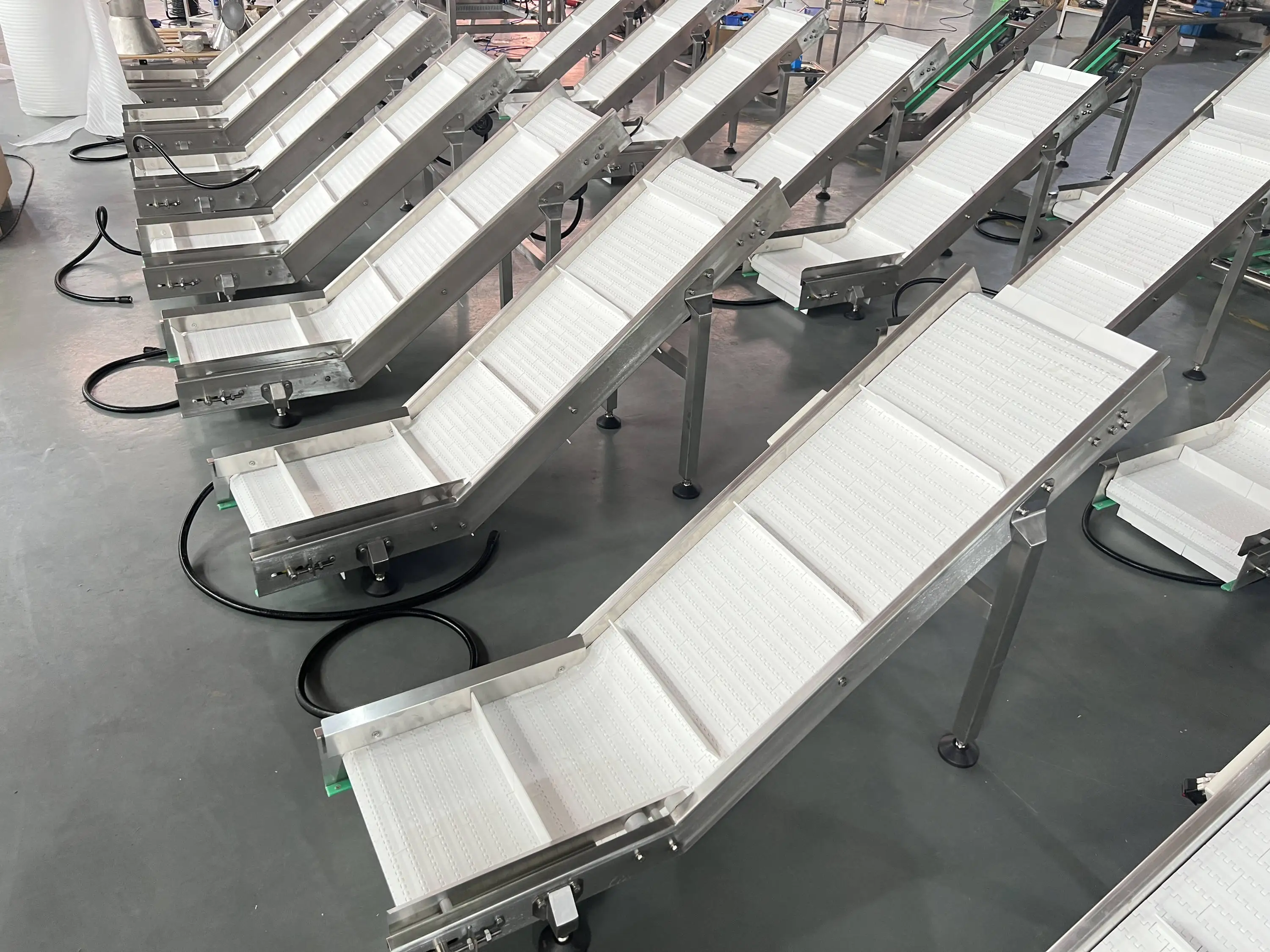Fast Automatic Tilting Finished Product Conveyor Takes Away Food Bags ...