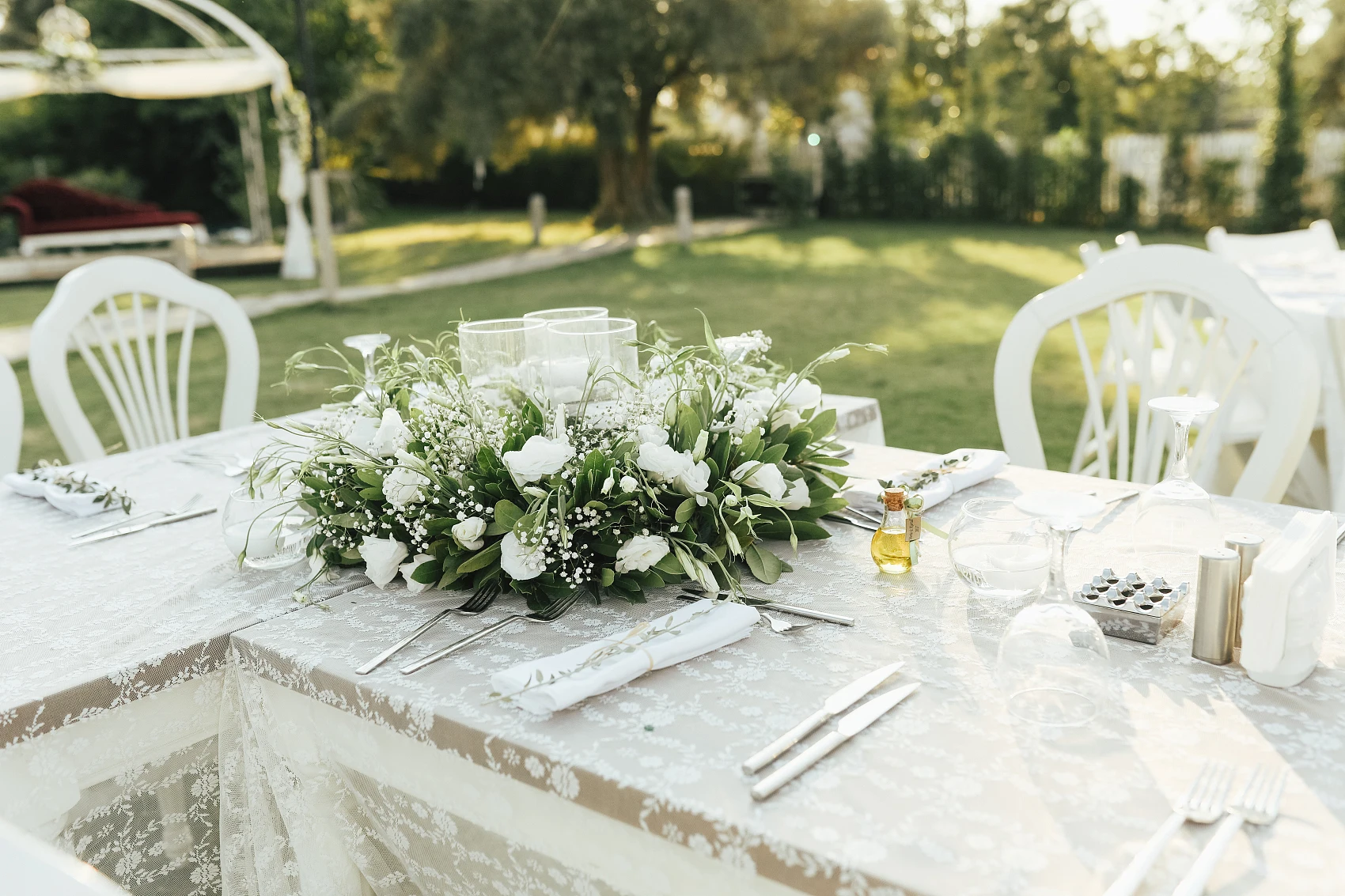 White Stackable Plastic PP Chairs Hotel Chivari Chairs Events Wedding ...