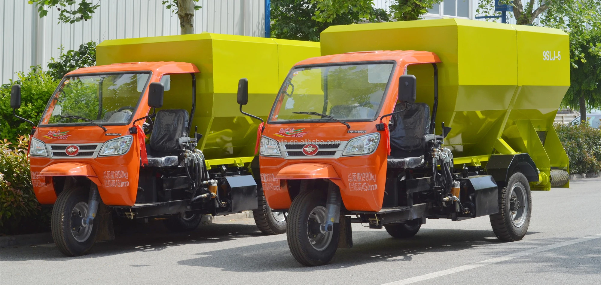 Factory Sales Tricycle Cow Feed Distributor Feed Discharge Wagon diesel ...