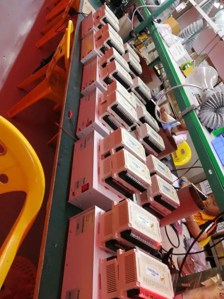 Smart Traffic Light Control - Solar & Wireless Solutions